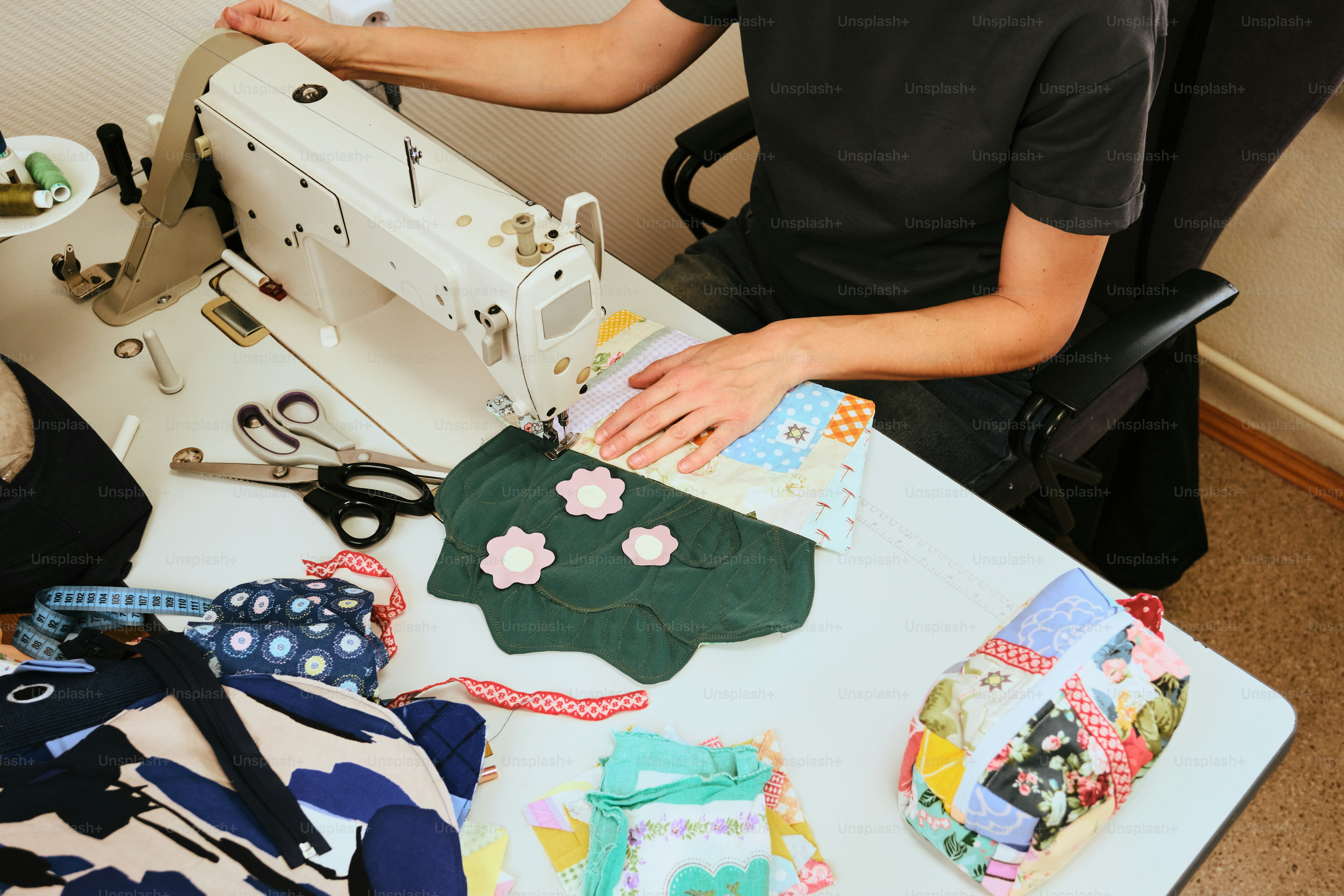 Person sewing fabric on a sewing machine. photo – Woman Image on Unsplash