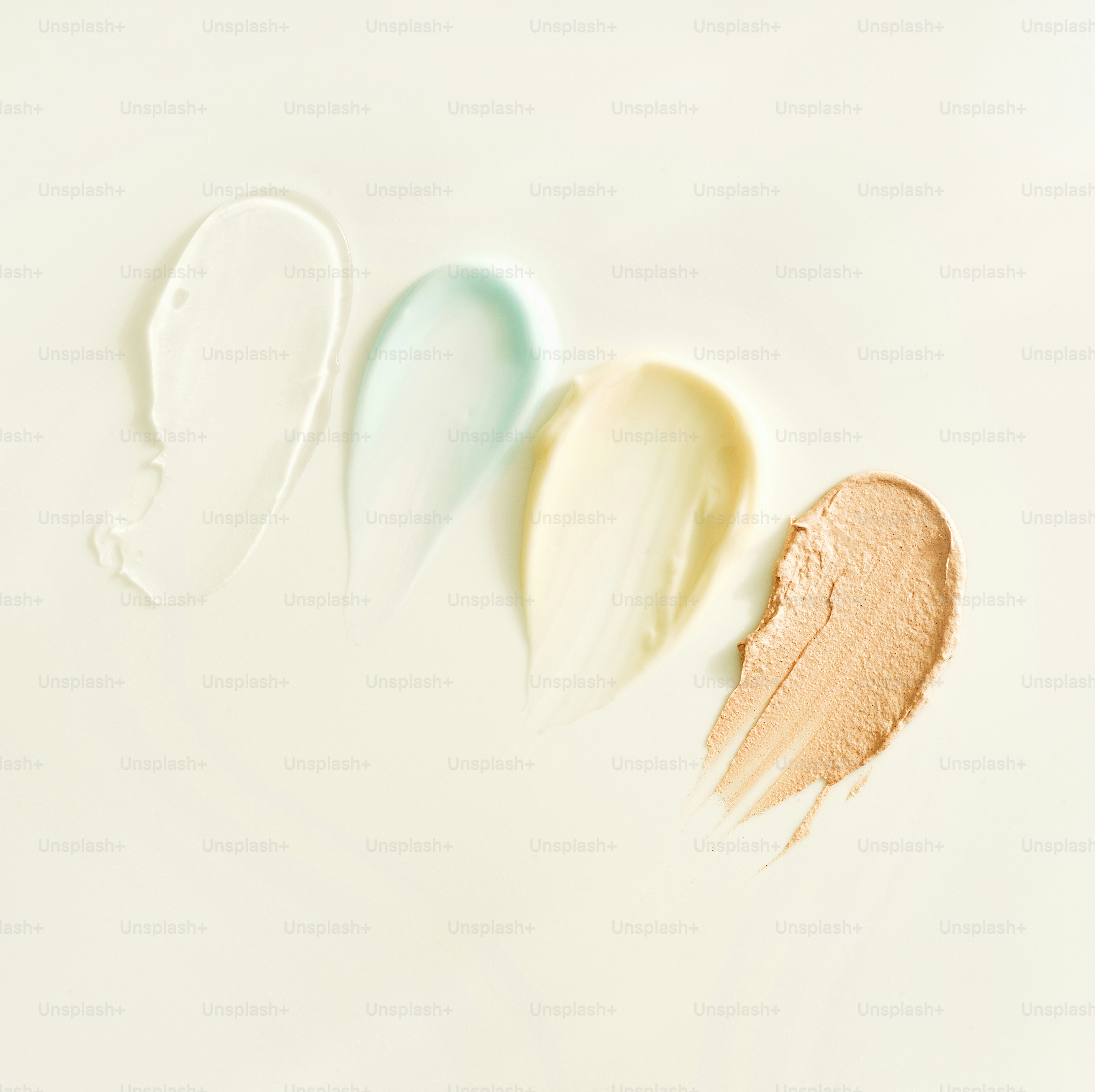 Cuatro muestras cosméticas de diferentes colores y texturas. foto ...