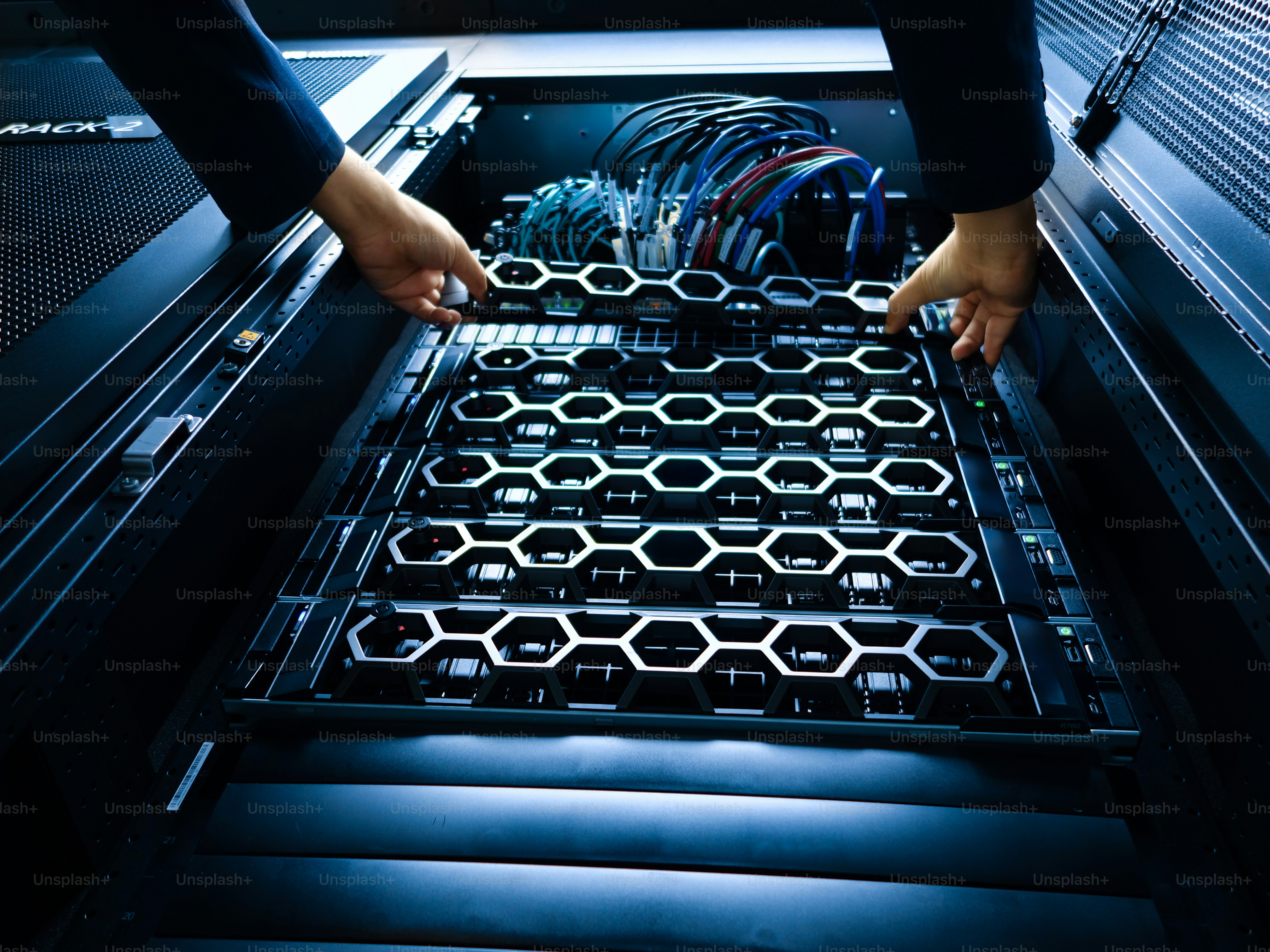 Un technicien gère avec soin l’équipement serveur dans un environnement ...
