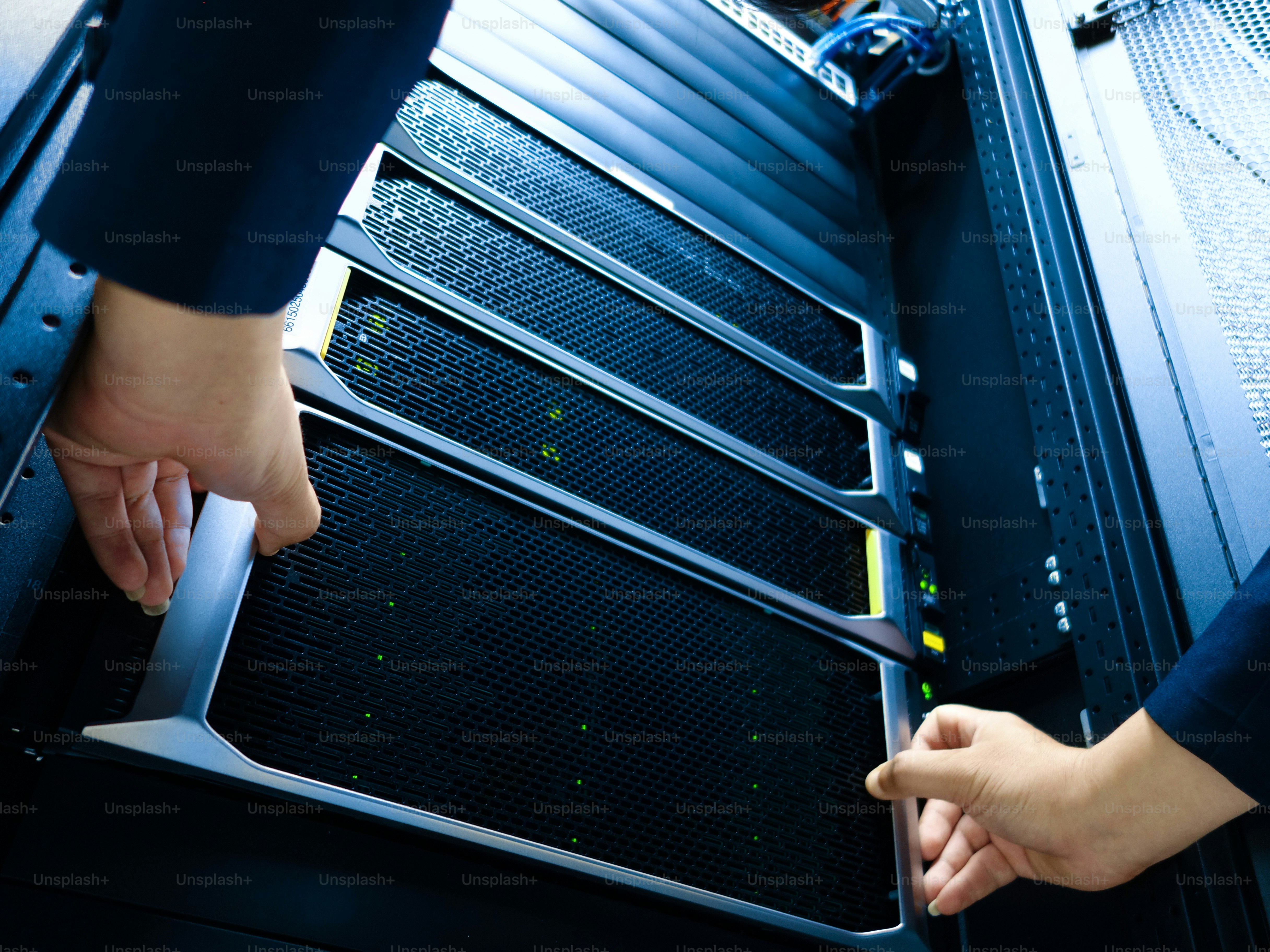 Uma visão detalhada de um rack de servidores com ventiladores de ...