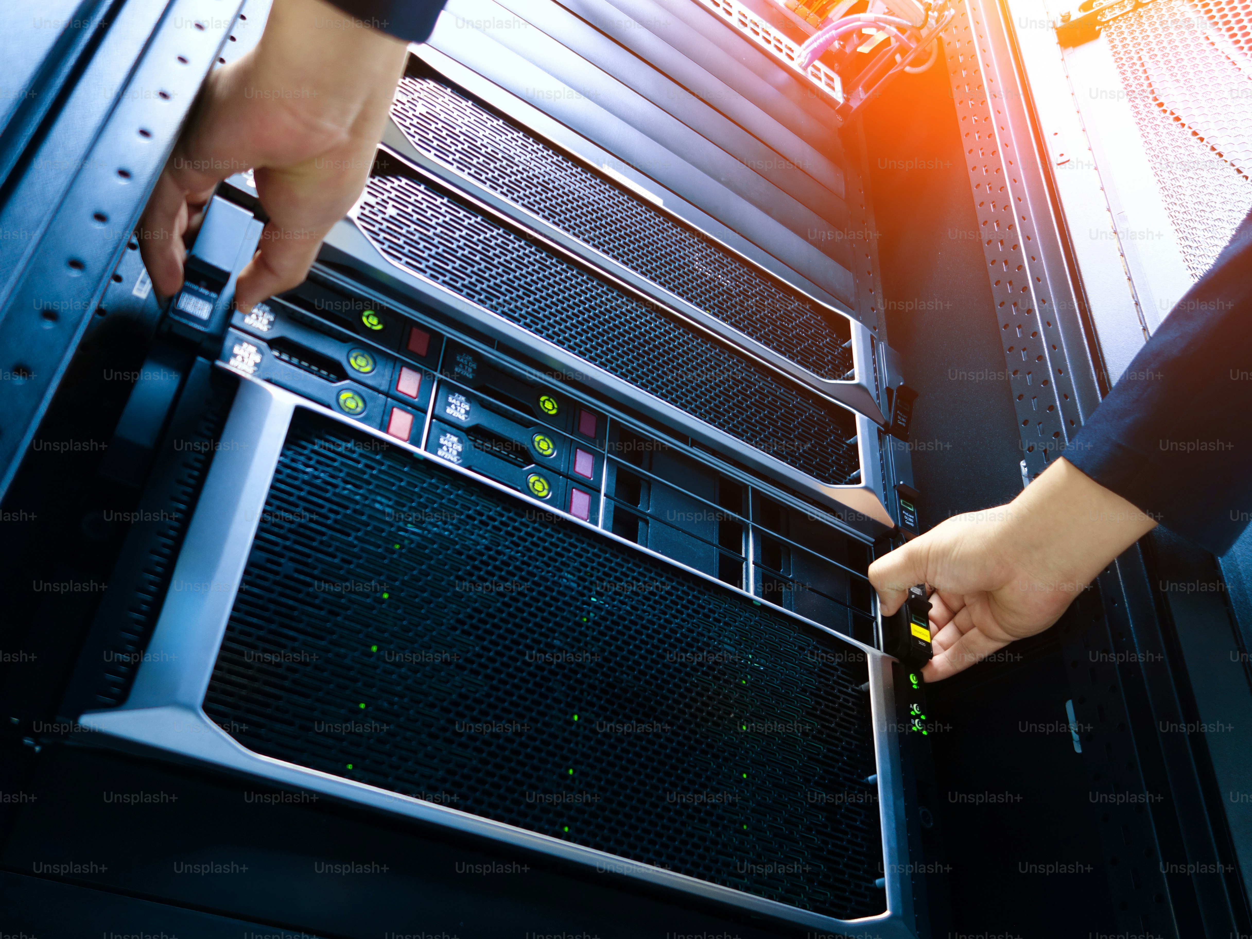 Un technicien gère avec soin l’équipement serveur dans un environnement ...