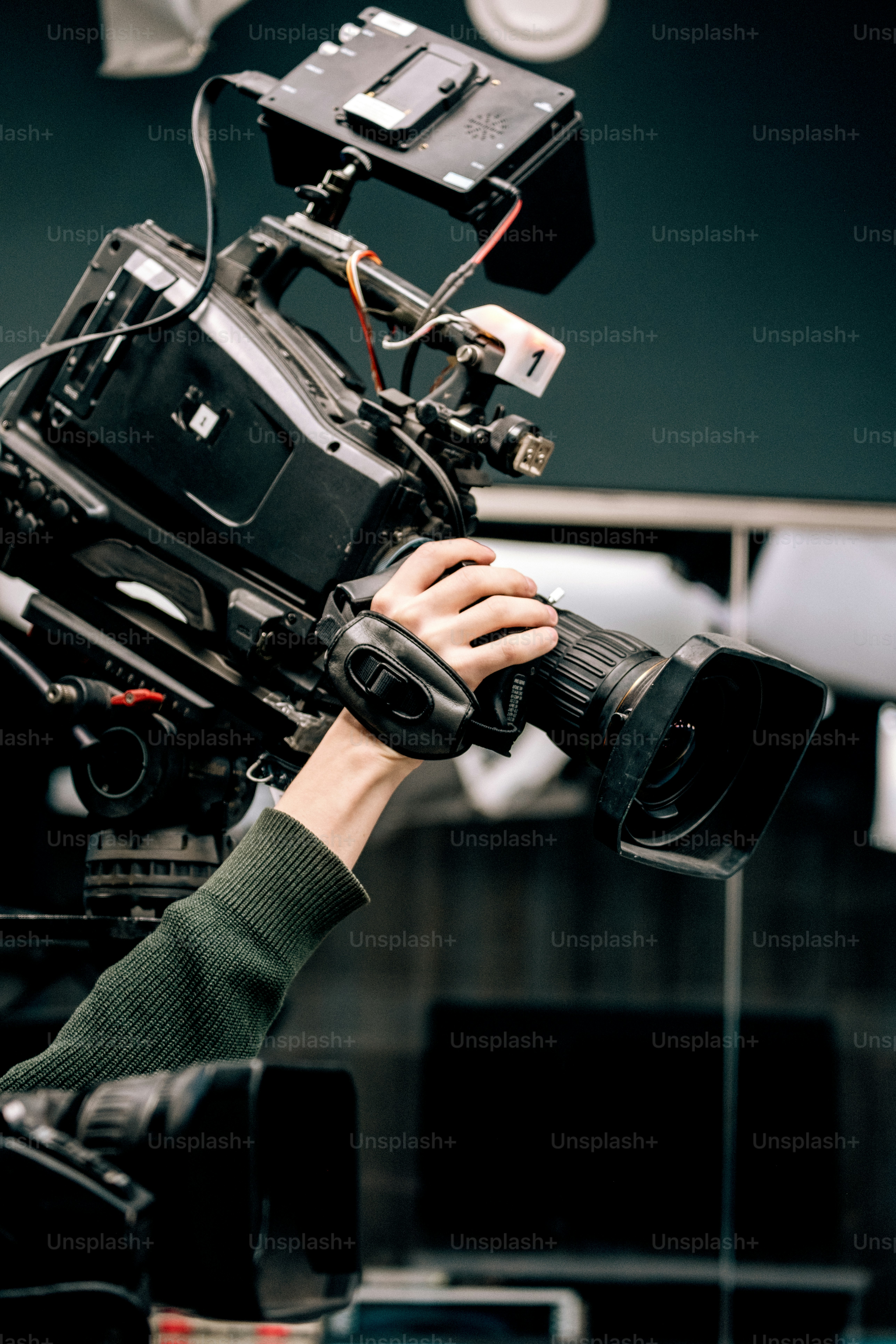 Hand operating a professional video camera photo – Camera Image on Unsplash