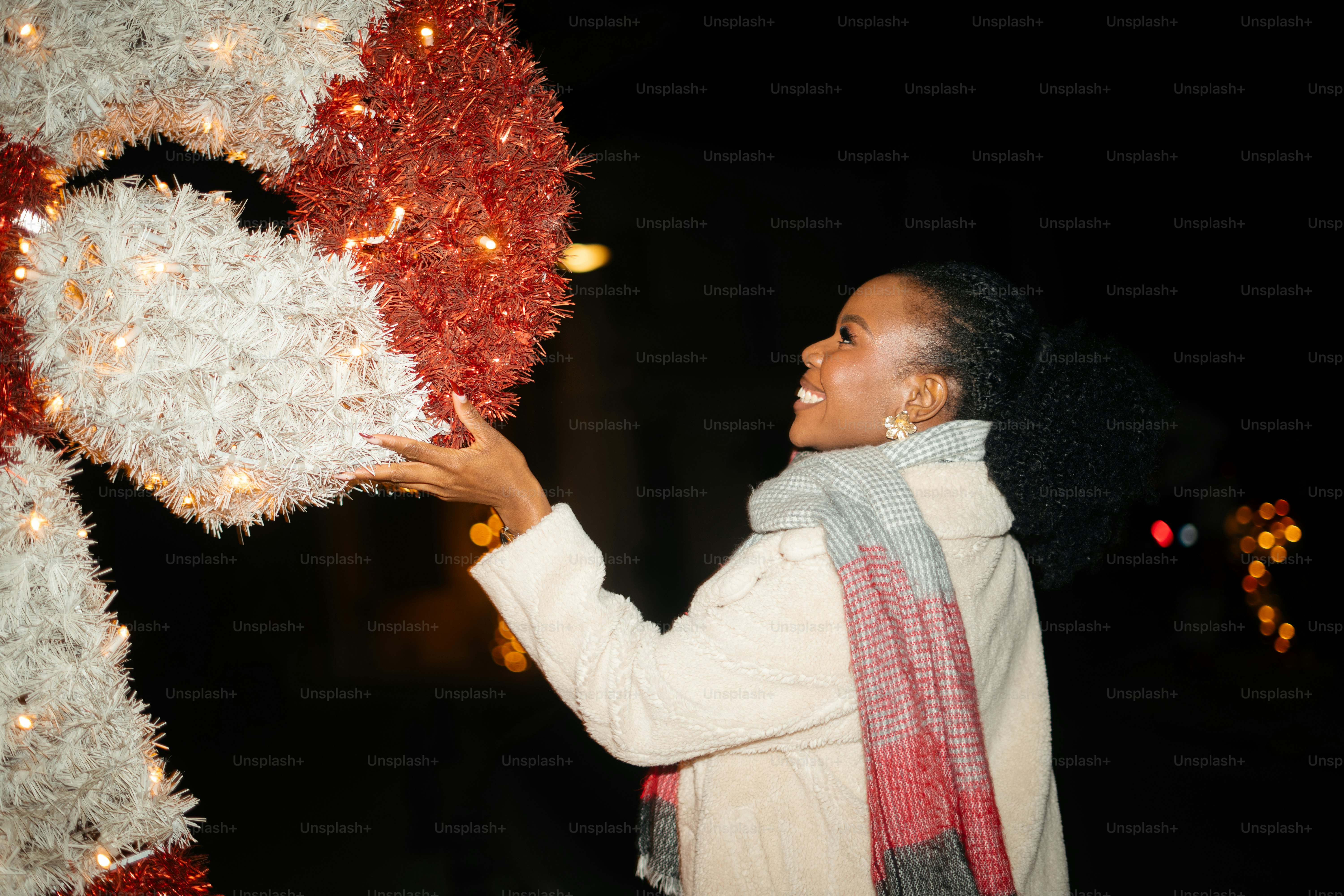 巨大なイルミネーションのキャンディケインの飾りのそばでポーズをとる女性。の写真 – Unsplashの女の画像