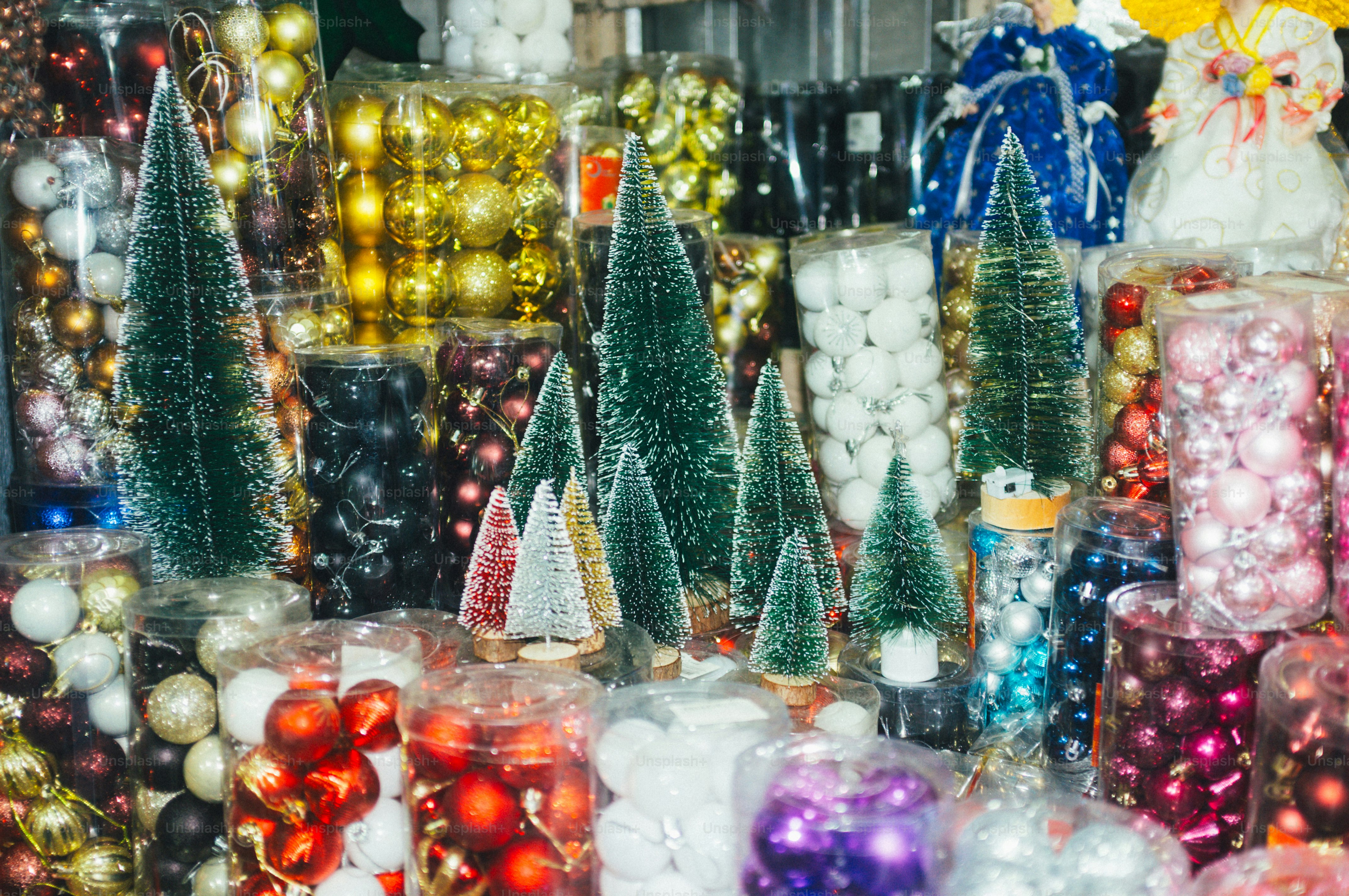 Les gens admirent les grandes décorations gonflables de Noël photo ...