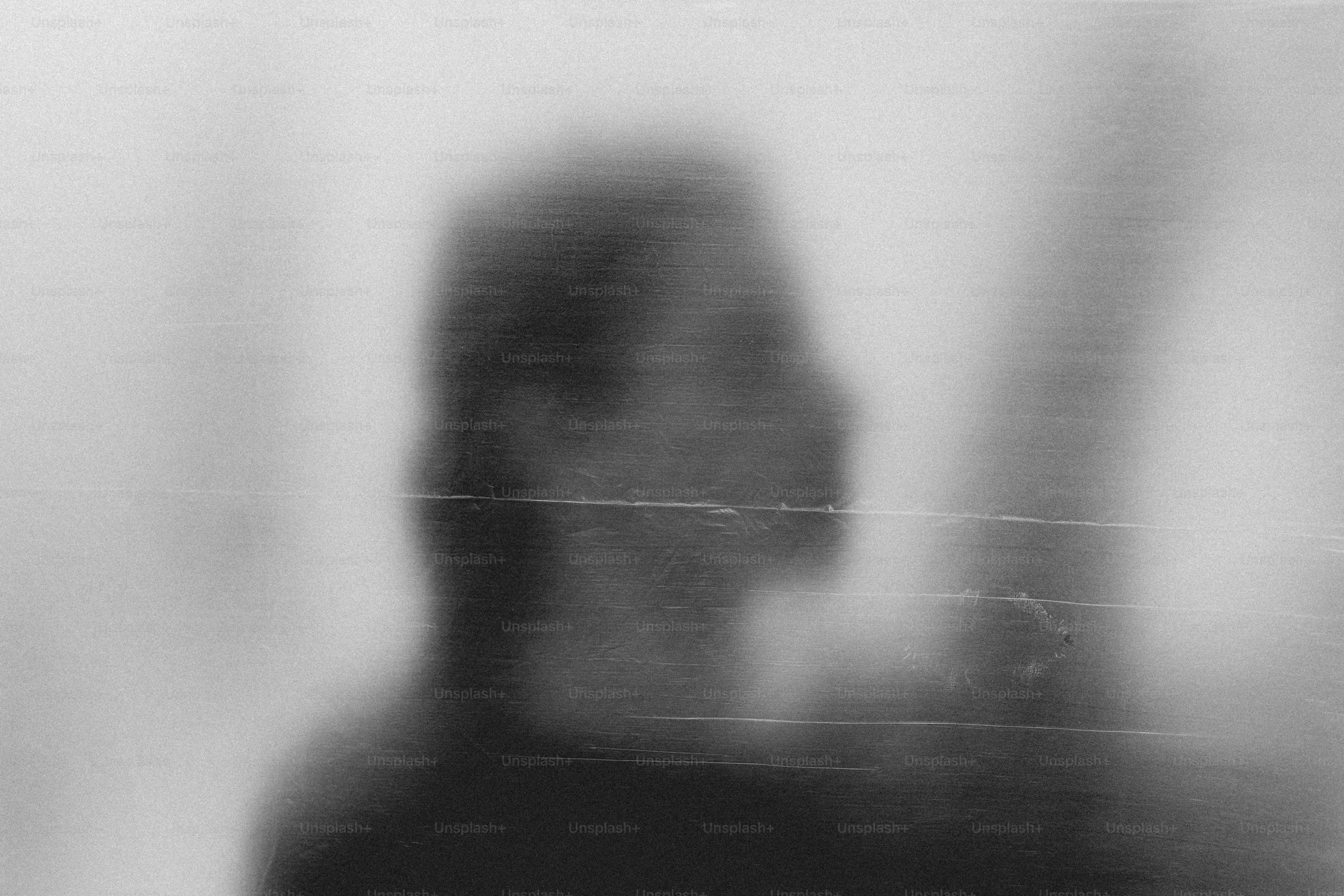 Verschwommene Silhouette von Kopf und Schultern einer Person. Foto ...