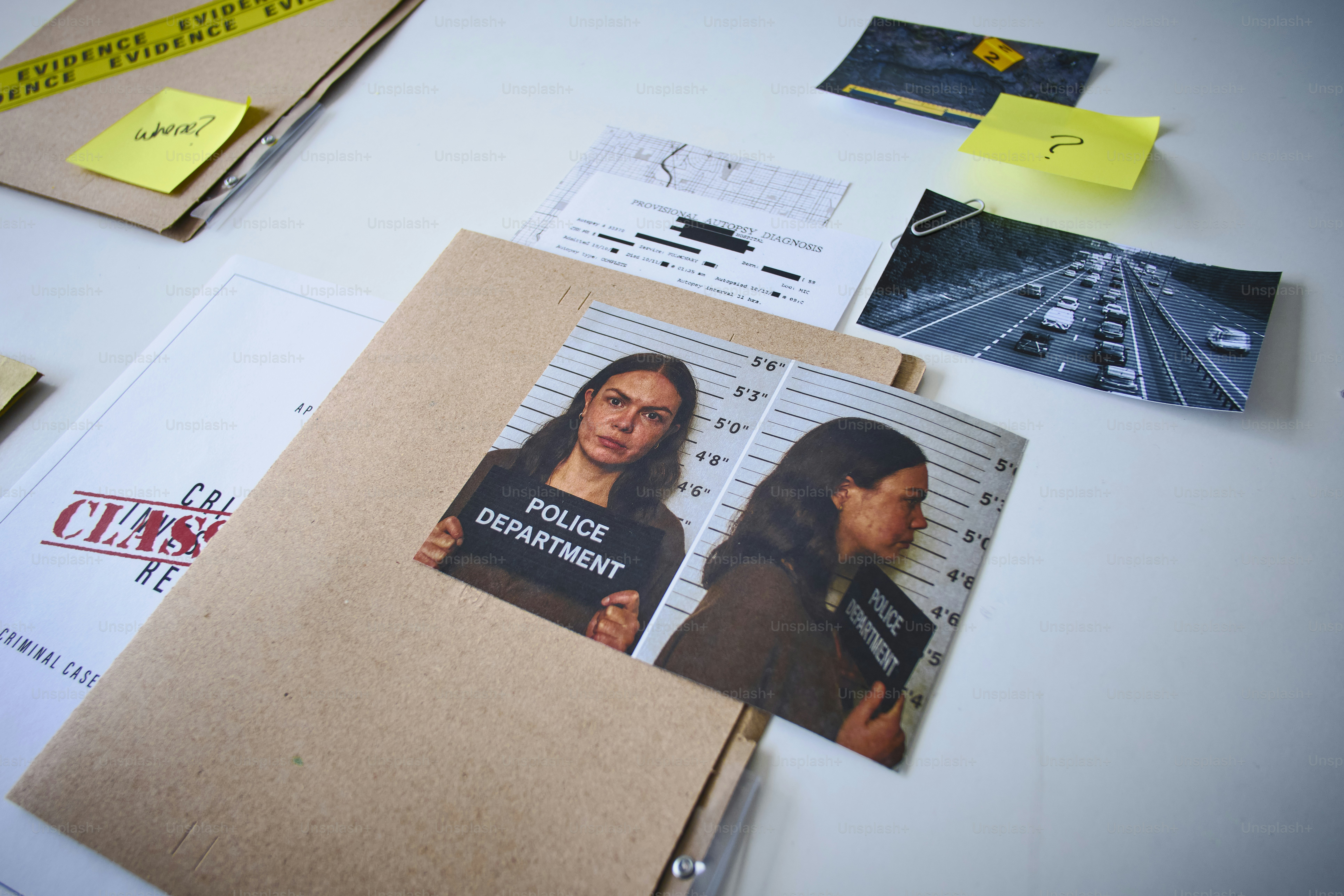 Des enveloppes de preuves et des photos de scènes de crime sur une ...