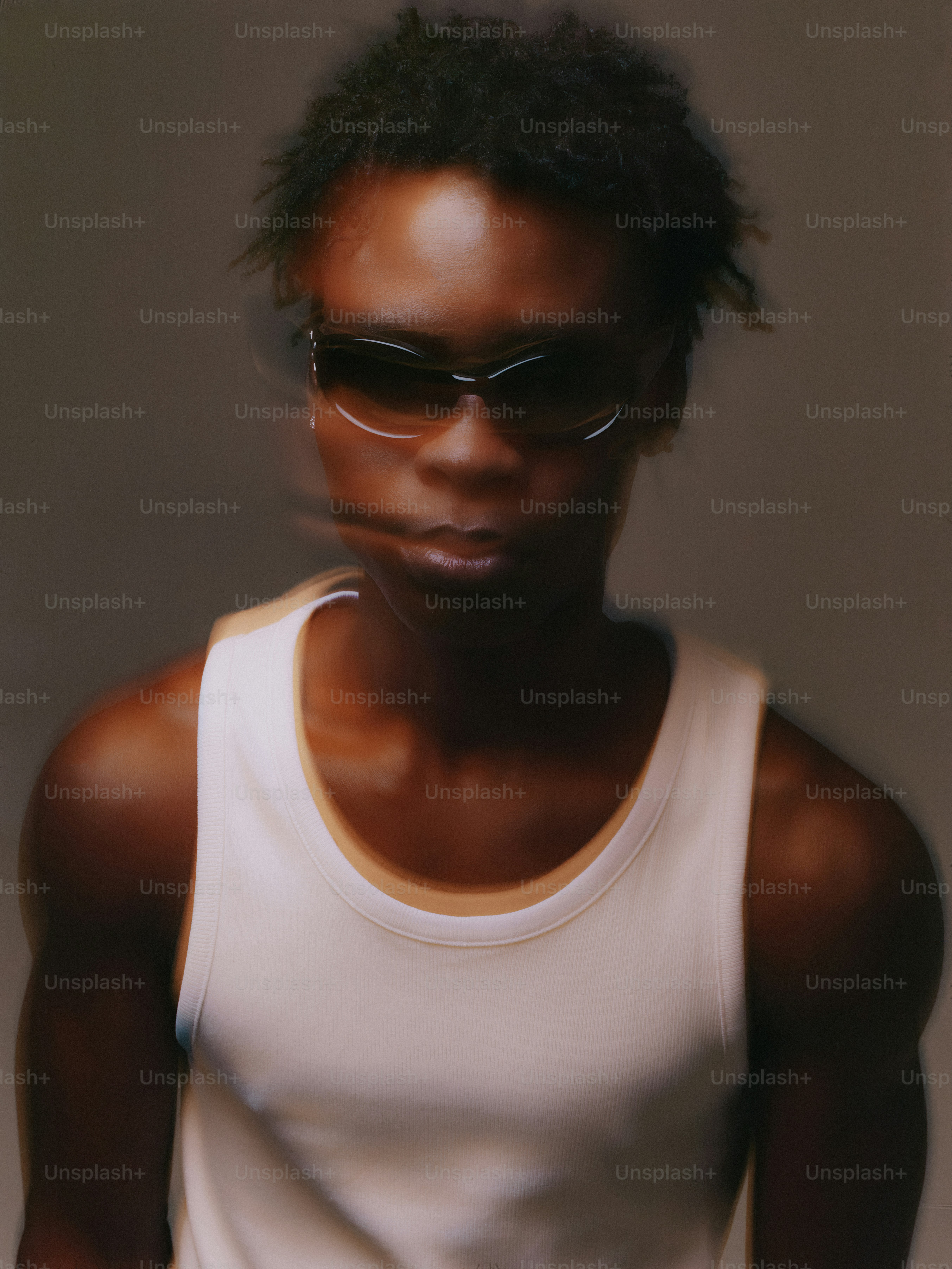 Mujer caminando con medias blancas y tacones negros foto – Imagen de ...