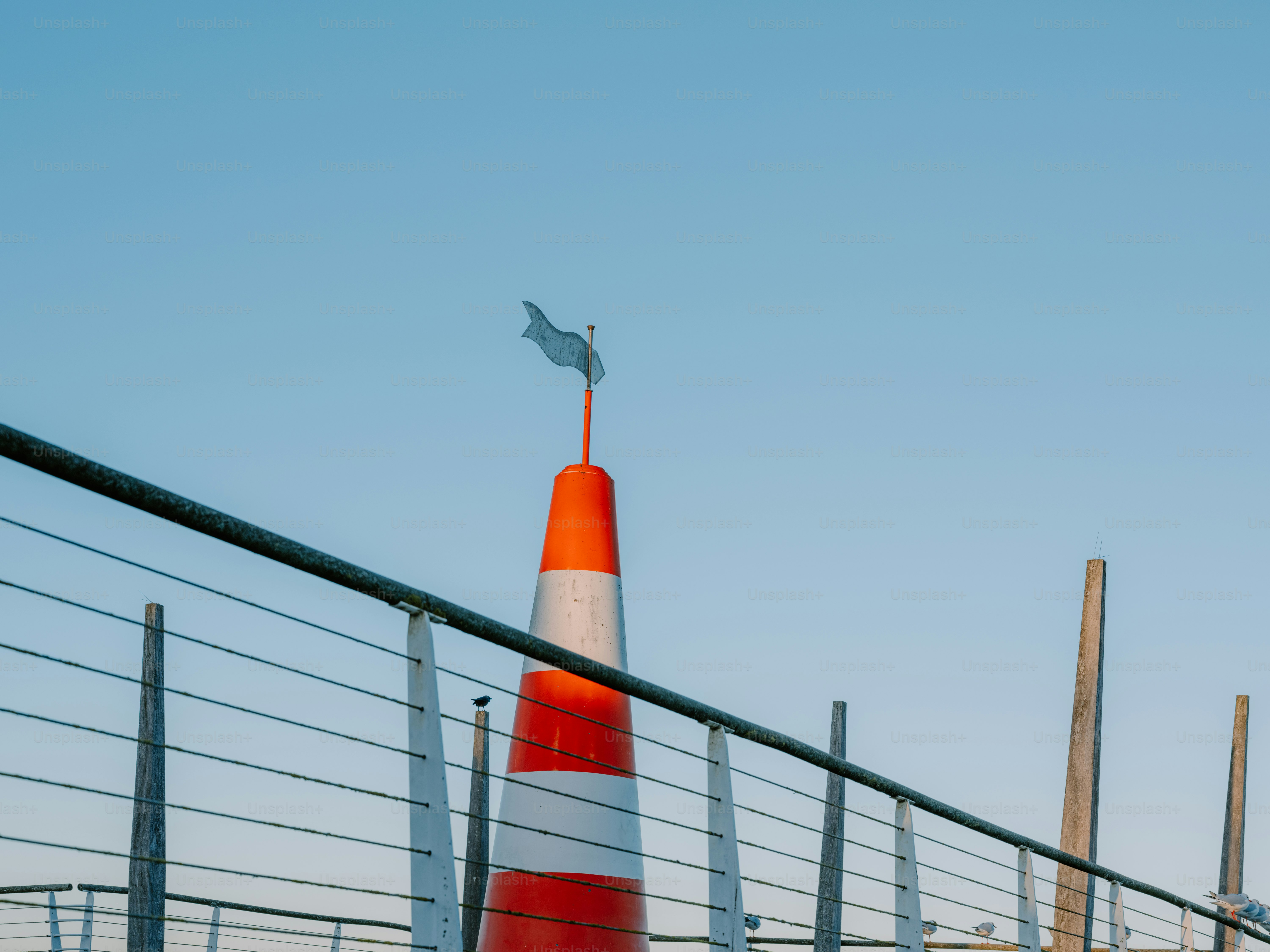 Superficie de agua oscura y agitada con pequeñas olas foto – Imagen de ...