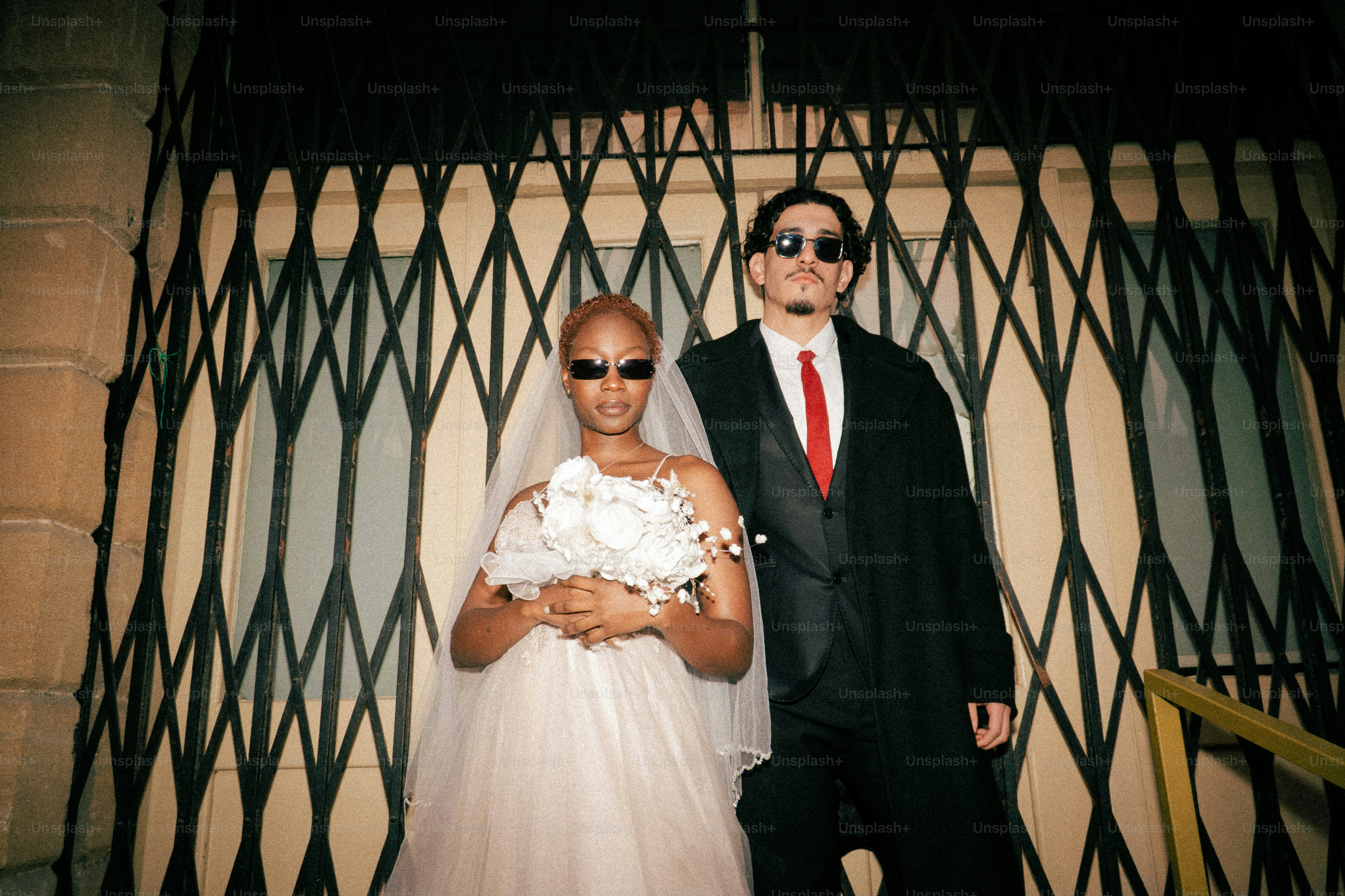 Novia y novio con gafas de sol en la puerta foto – Imagen de Amar en ...