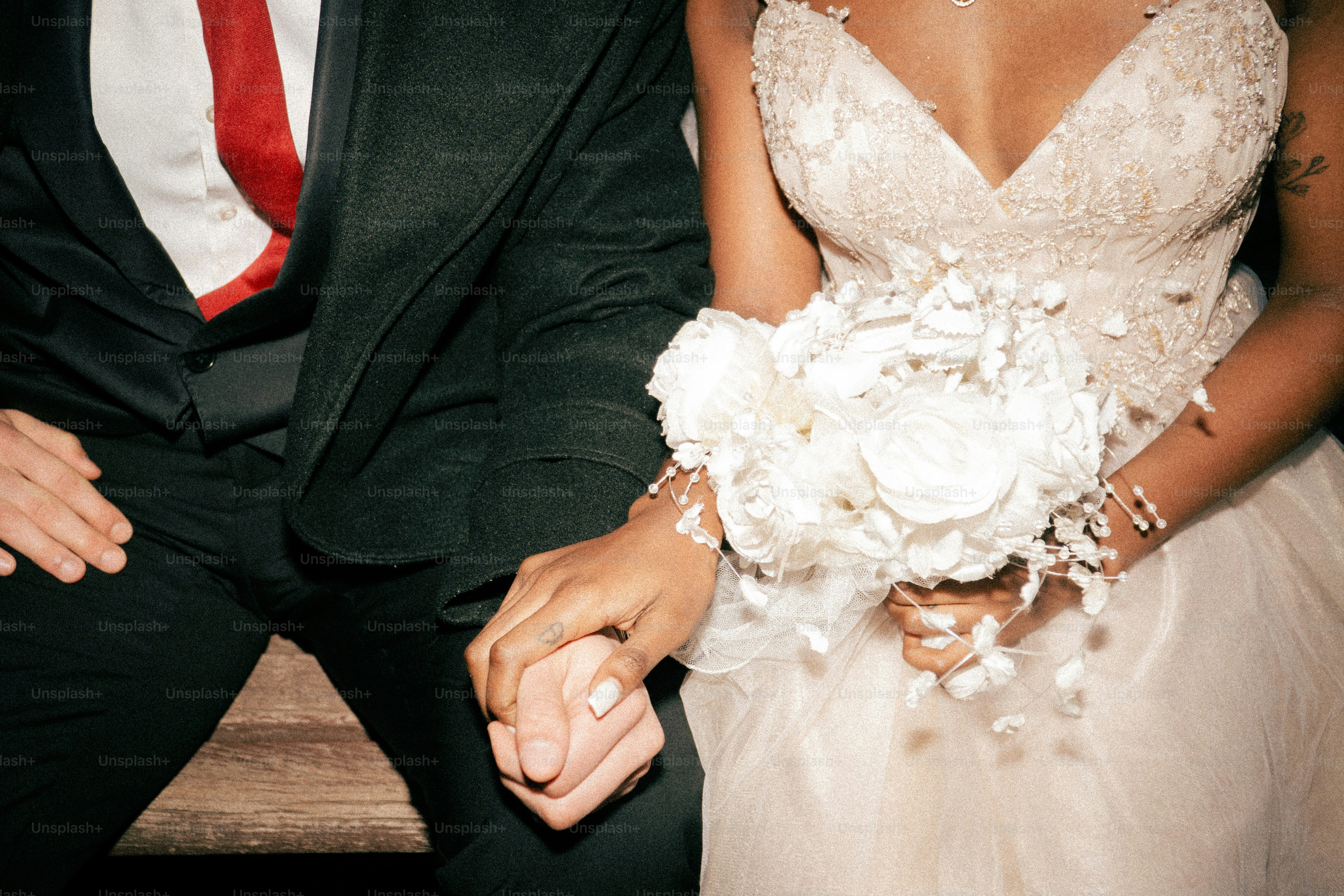 Novia y novio con gafas de sol en la puerta foto – Imagen de Amar en ...