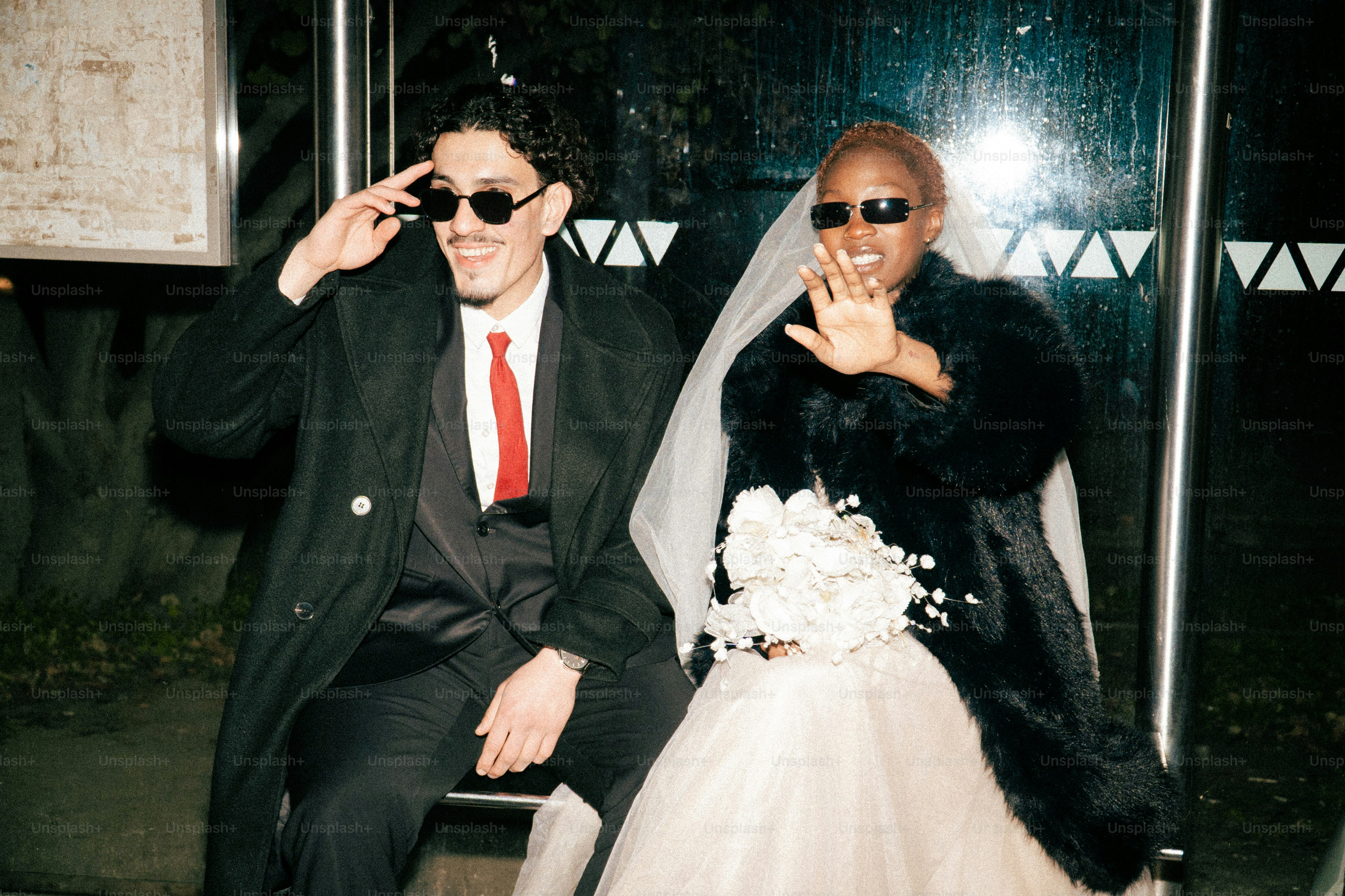 Novia y novio con gafas de sol en la puerta foto – Imagen de Amar en ...