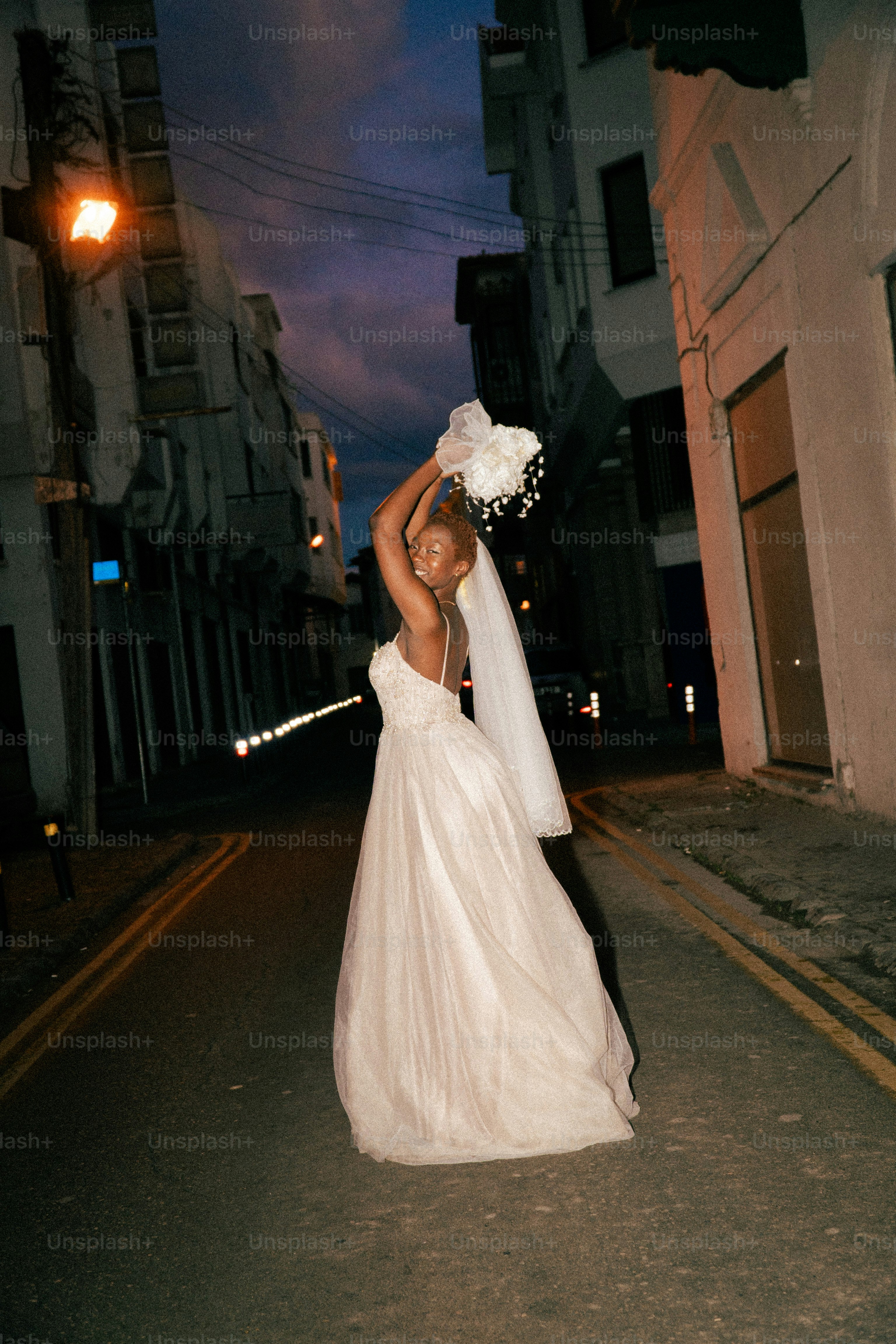 Novia y novio con gafas de sol en la puerta foto – Imagen de Amar en ...
