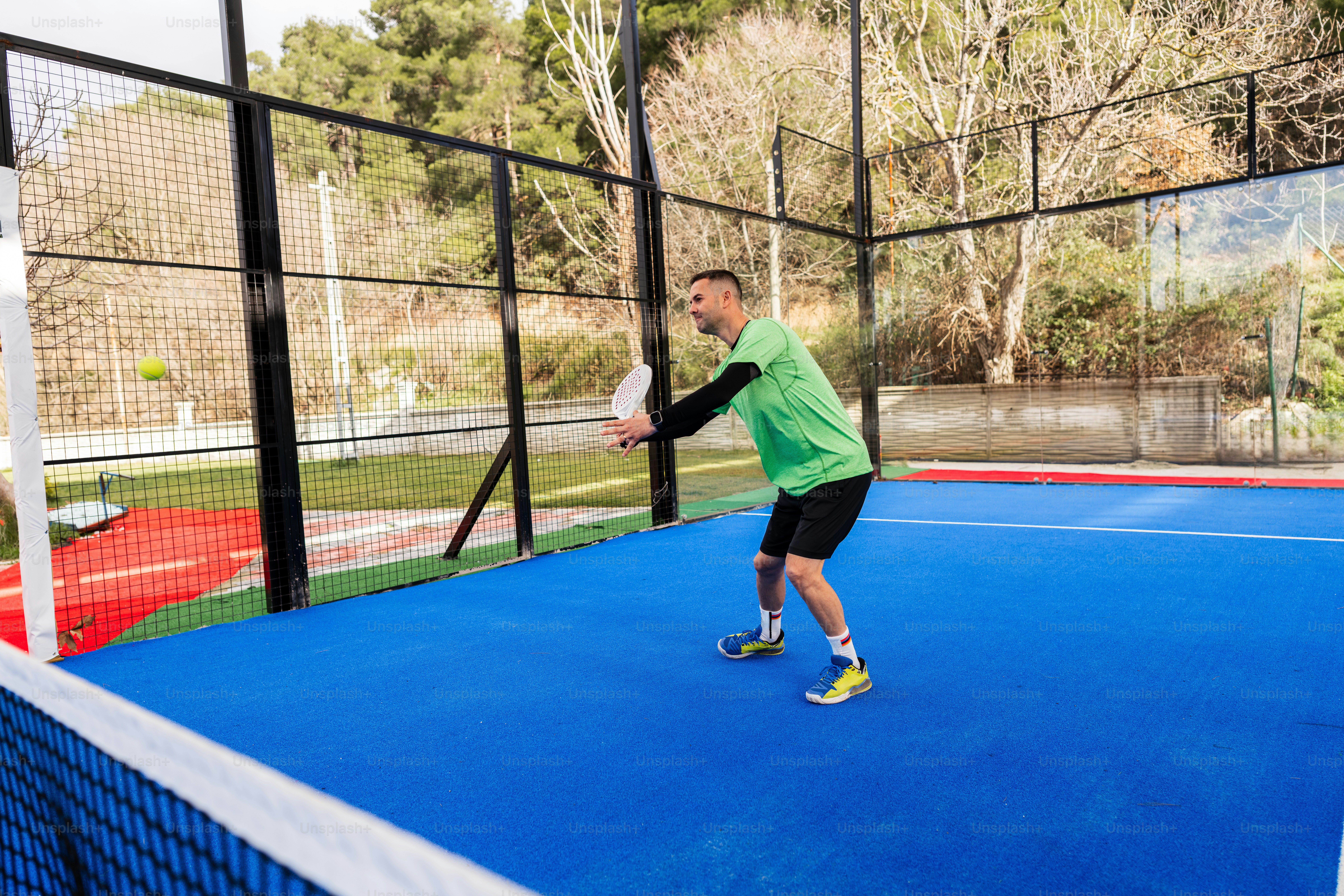 Hombre jugando al padel en una pista azul. foto – Imagen de Pádel en ...