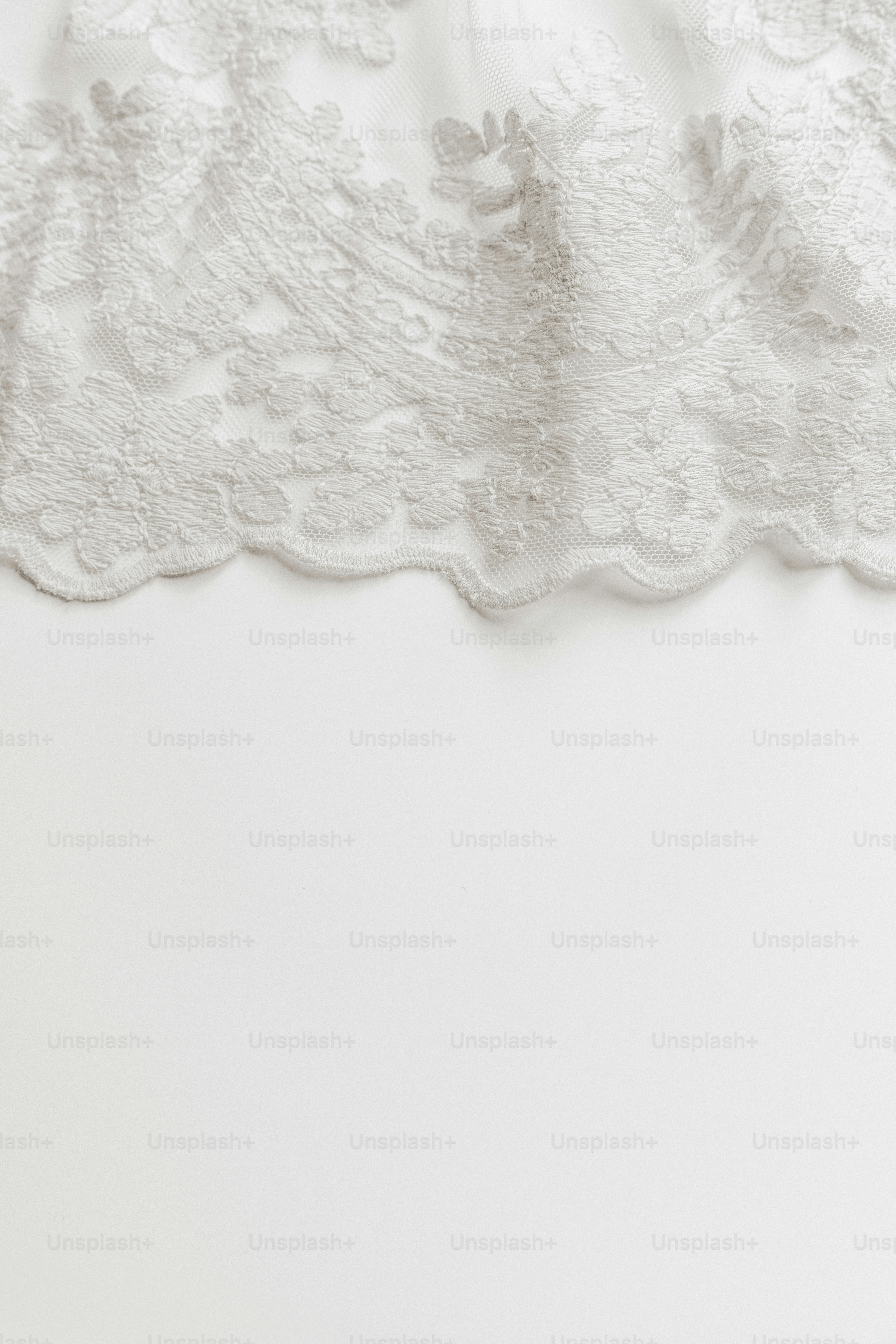 Creamy fabric with delicate lace details. photo – Purple Image on Unsplash
