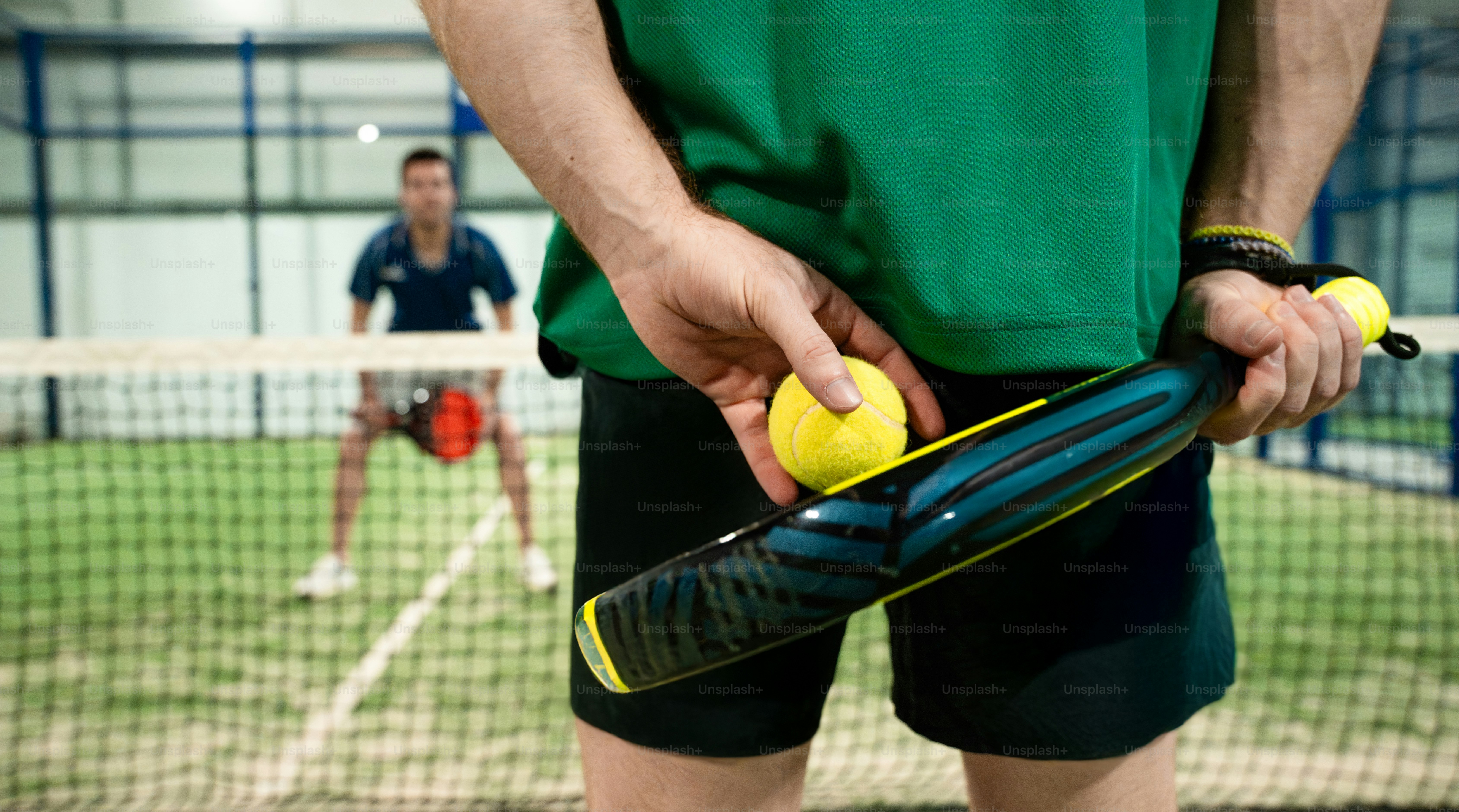 Duas raquetes de padel e bolas na quadra. foto – Imagem sobre Padel na ...