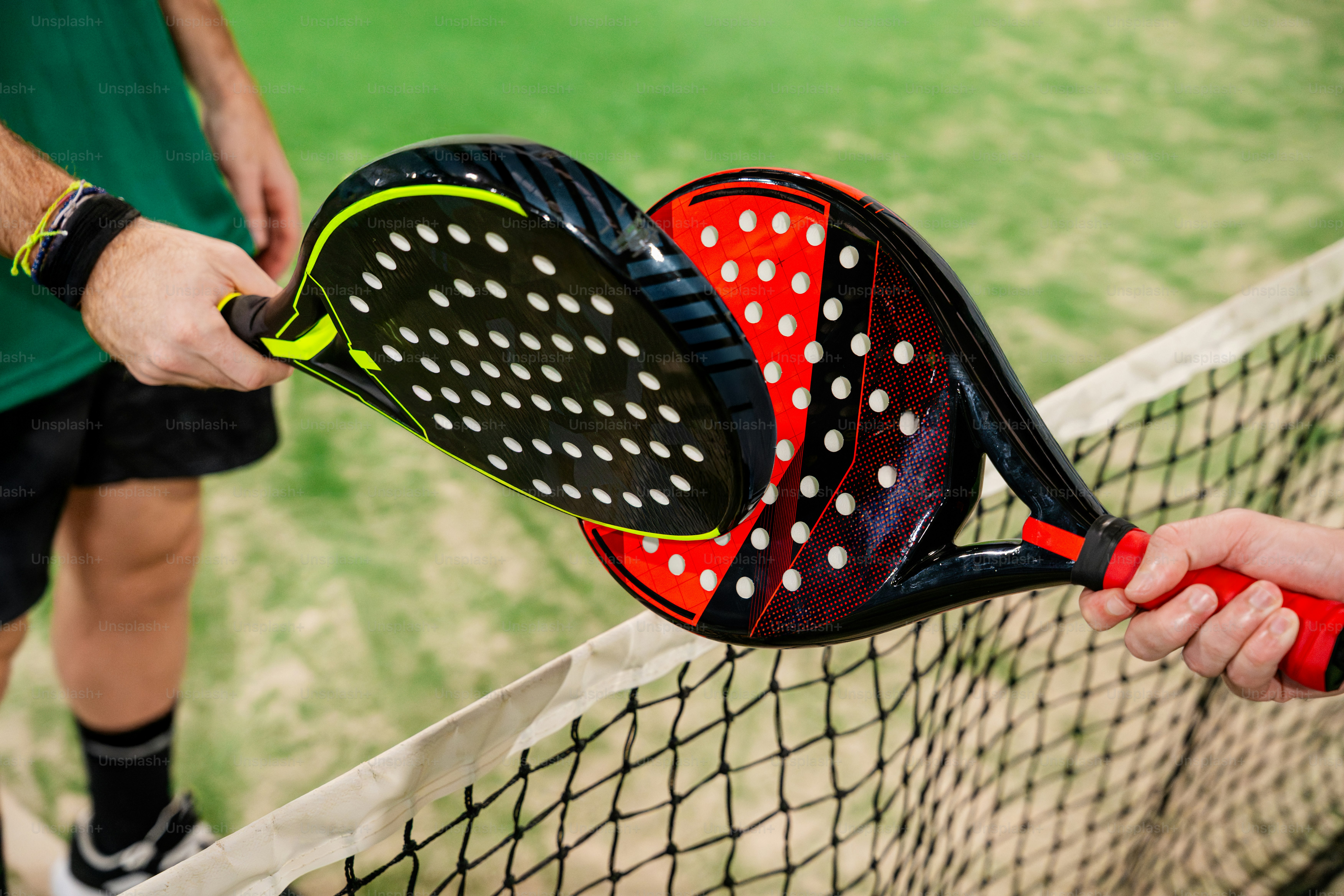Duas raquetes de padel e bolas na quadra. foto – Imagem sobre Padel na ...