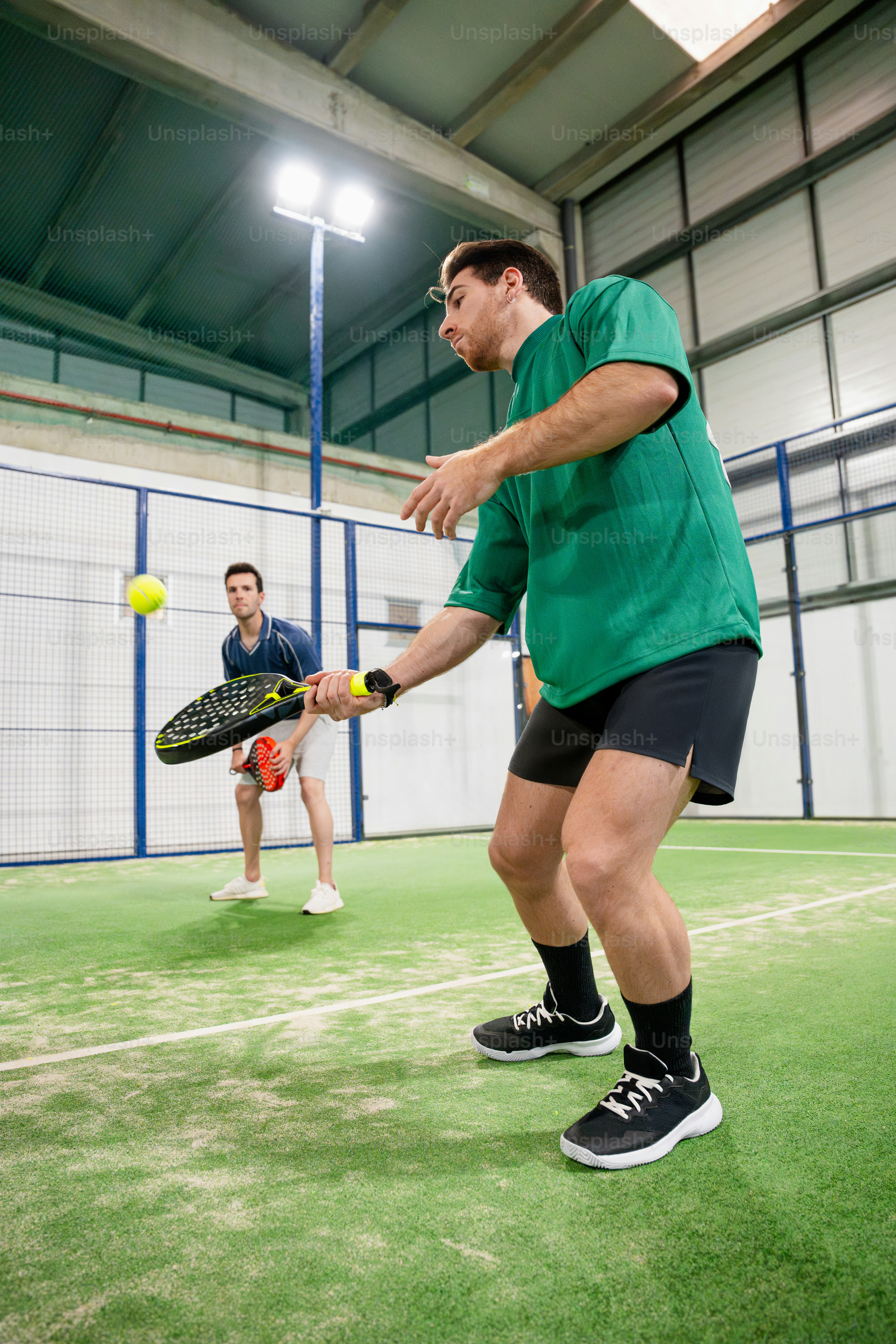 Dos hombres hablando en una pista de padel foto – Imagen de Pádel en ...