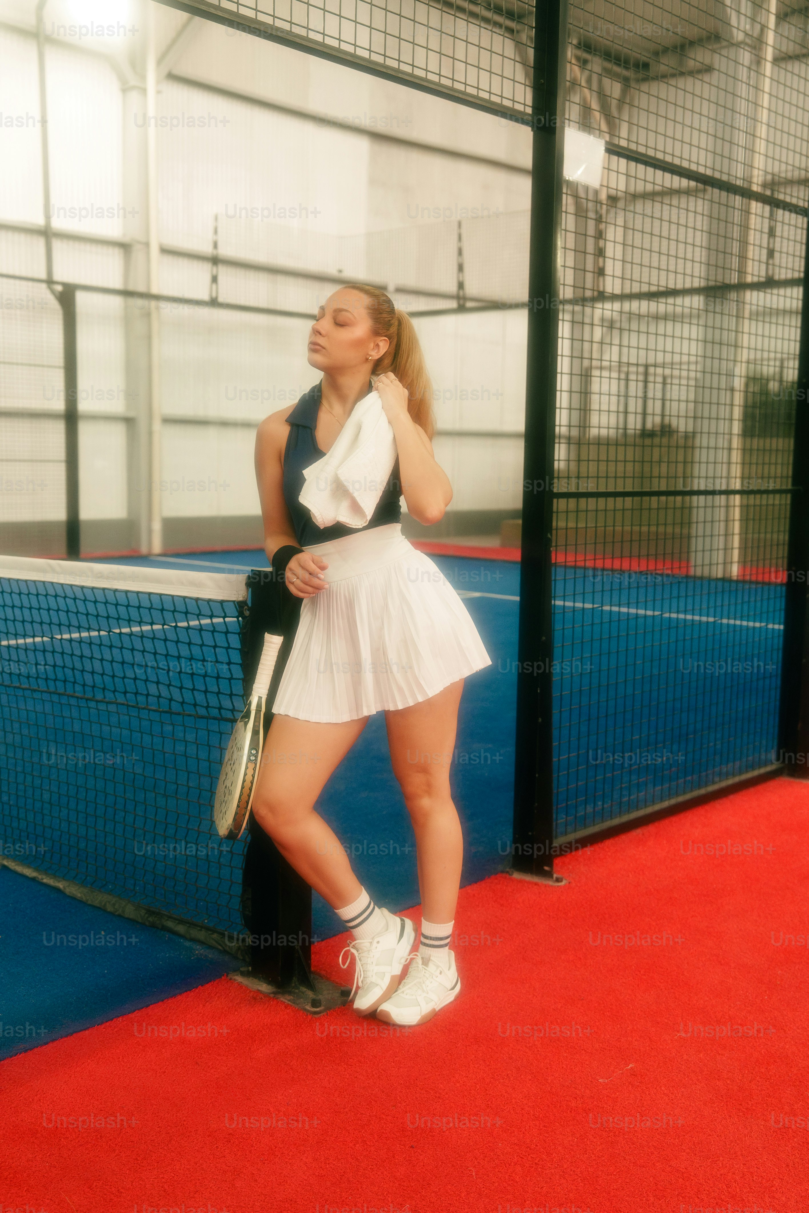 Pista de tenis de padel con raqueta, pelotas, zapatillas y toallas foto ...