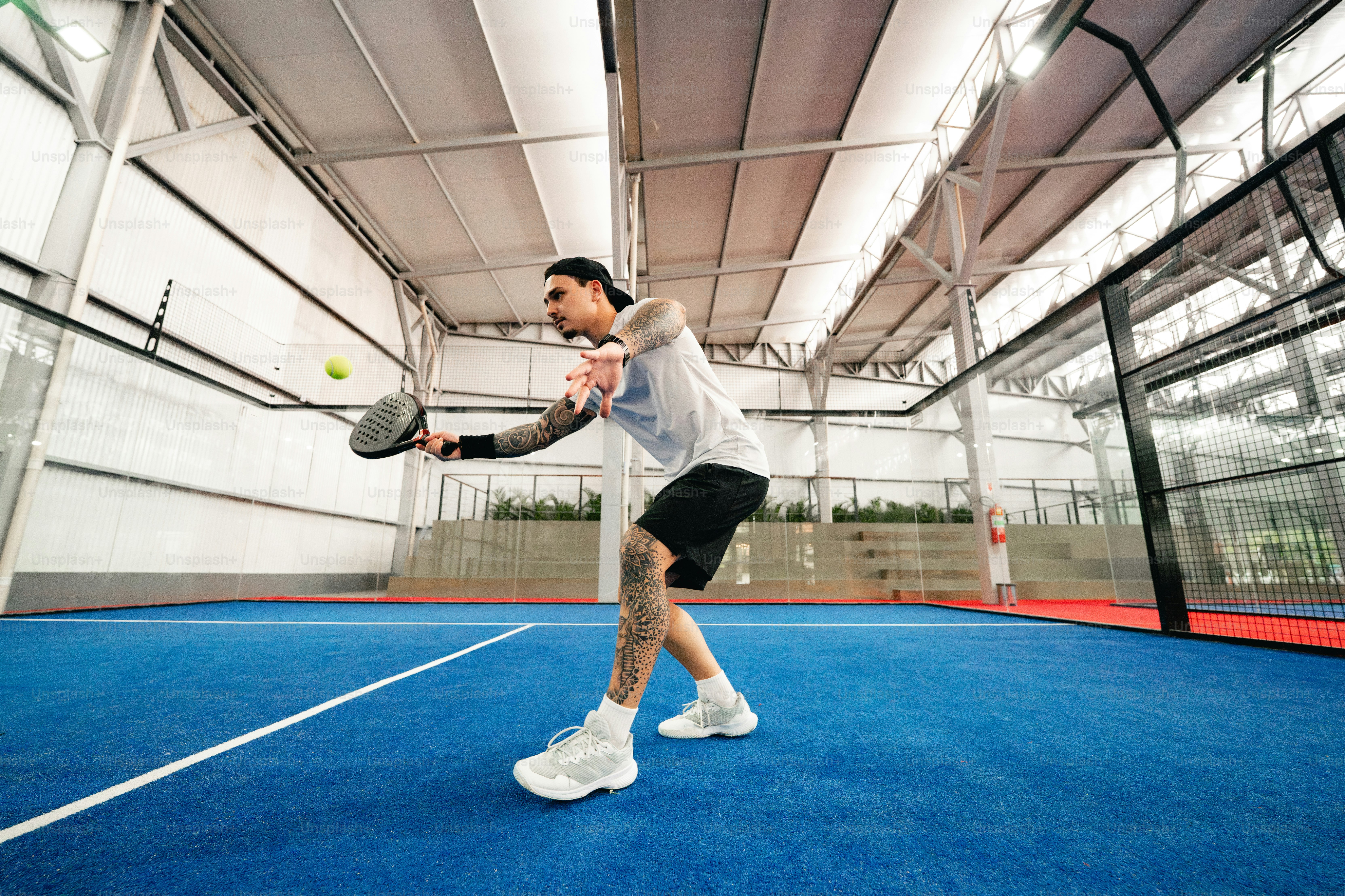 Hombre jugando al padel en una pista azul foto – Imagen de Deporte en ...