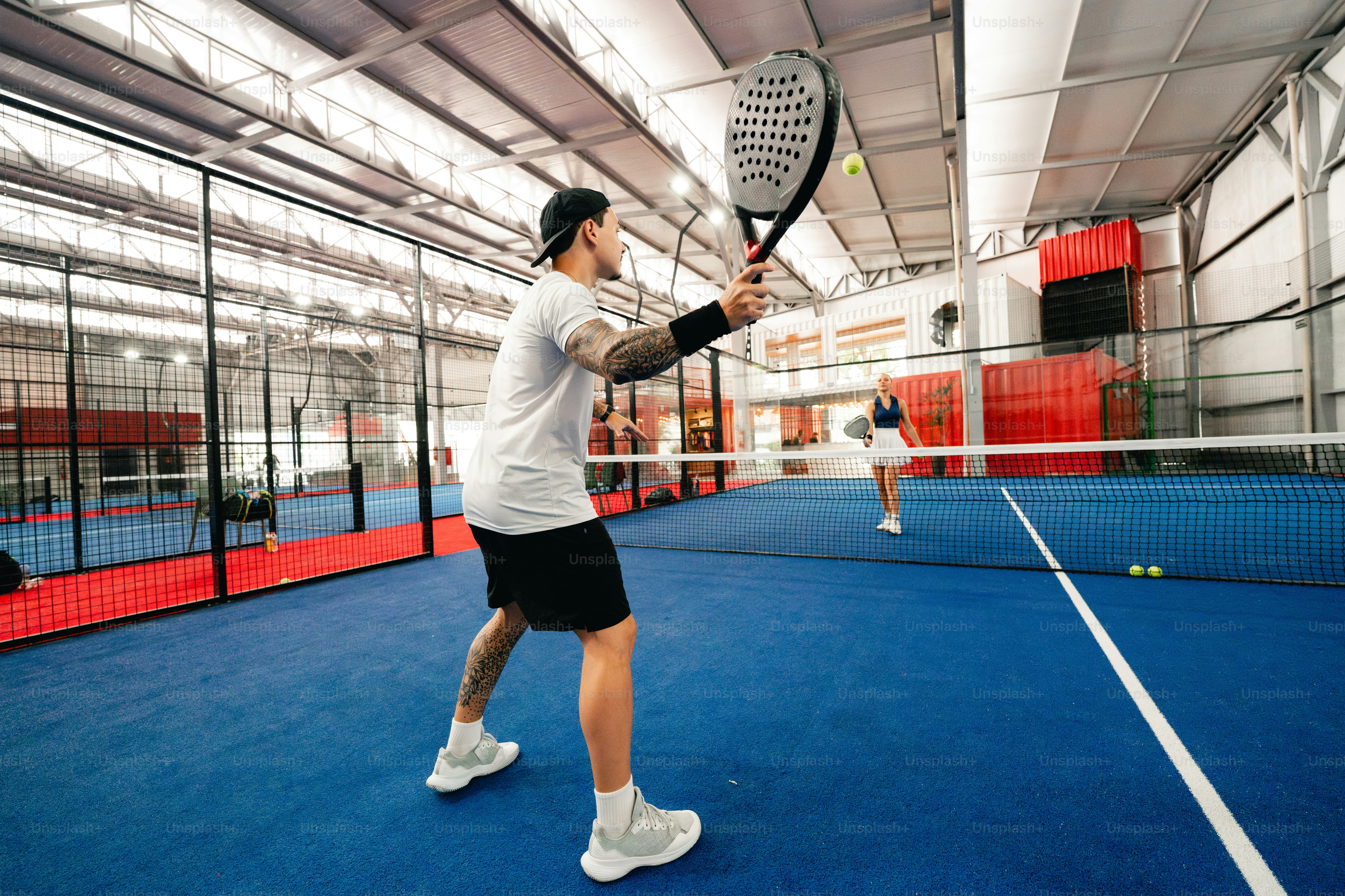 Hombre jugando al padel en una pista azul foto – Imagen de Deporte en ...