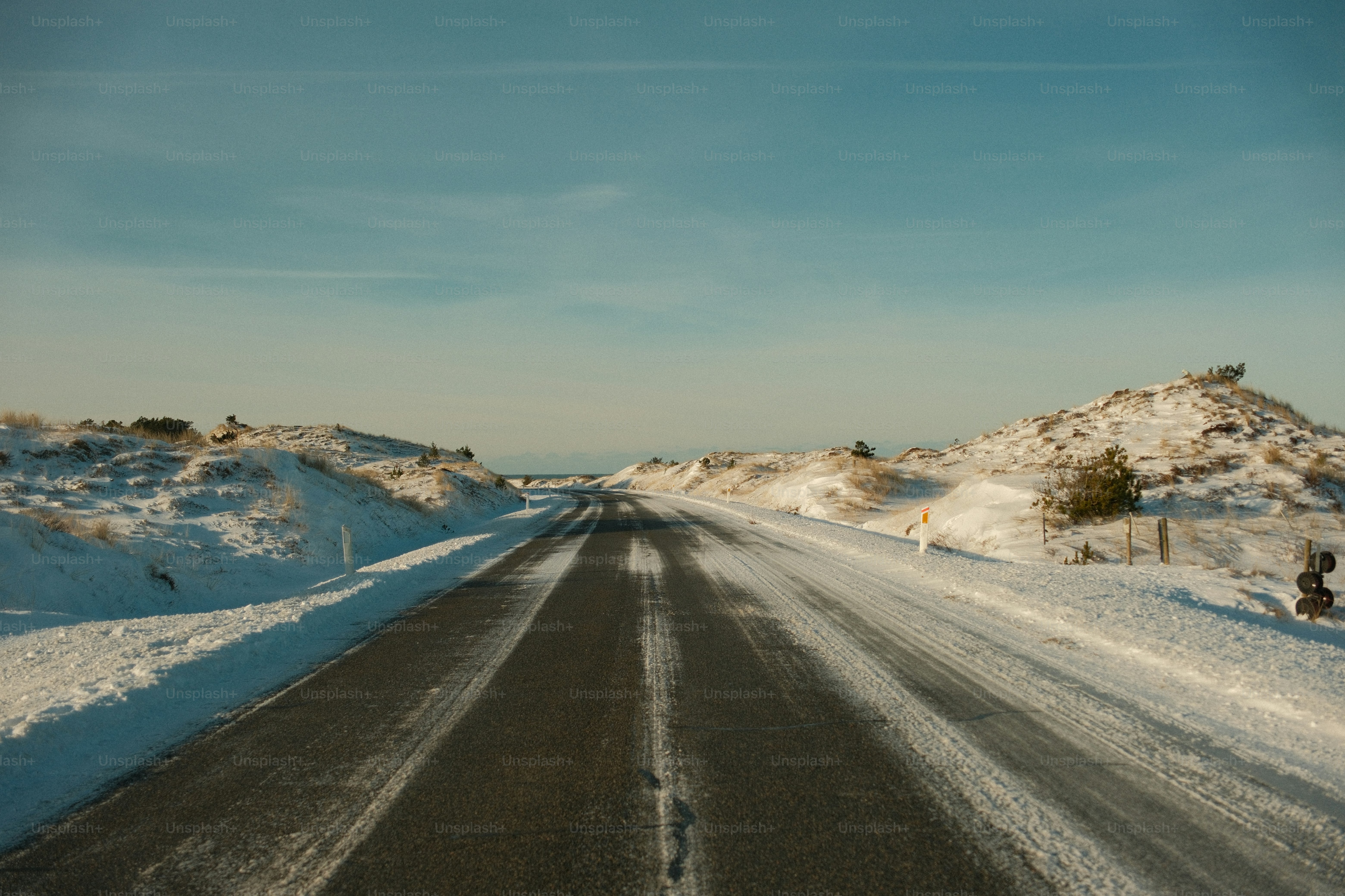 Foto Jalur bersalju melalui bukit pasir dengan bangunan yang tersebar ...