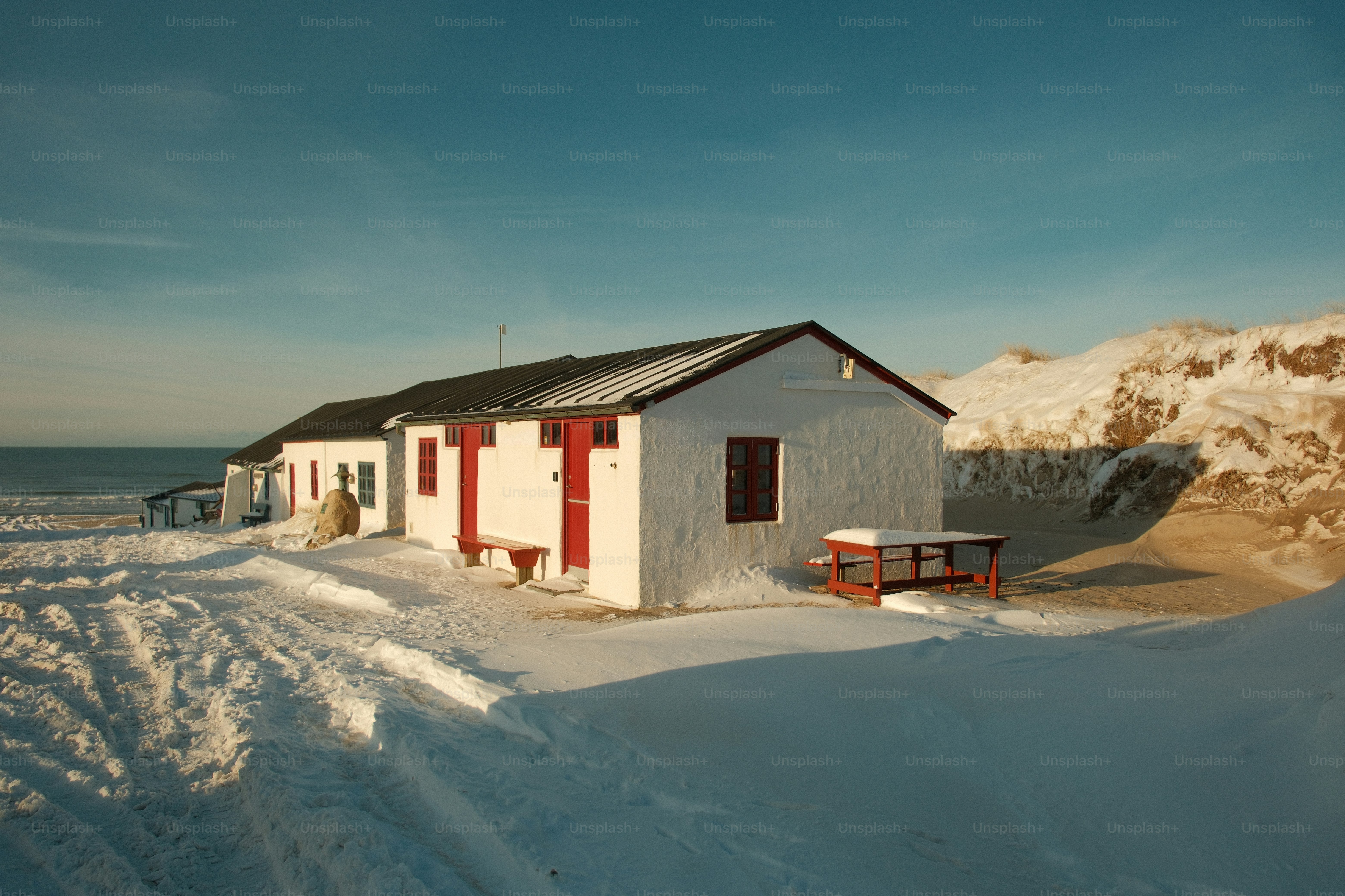 Foto Jalur bersalju melalui bukit pasir dengan bangunan yang tersebar ...