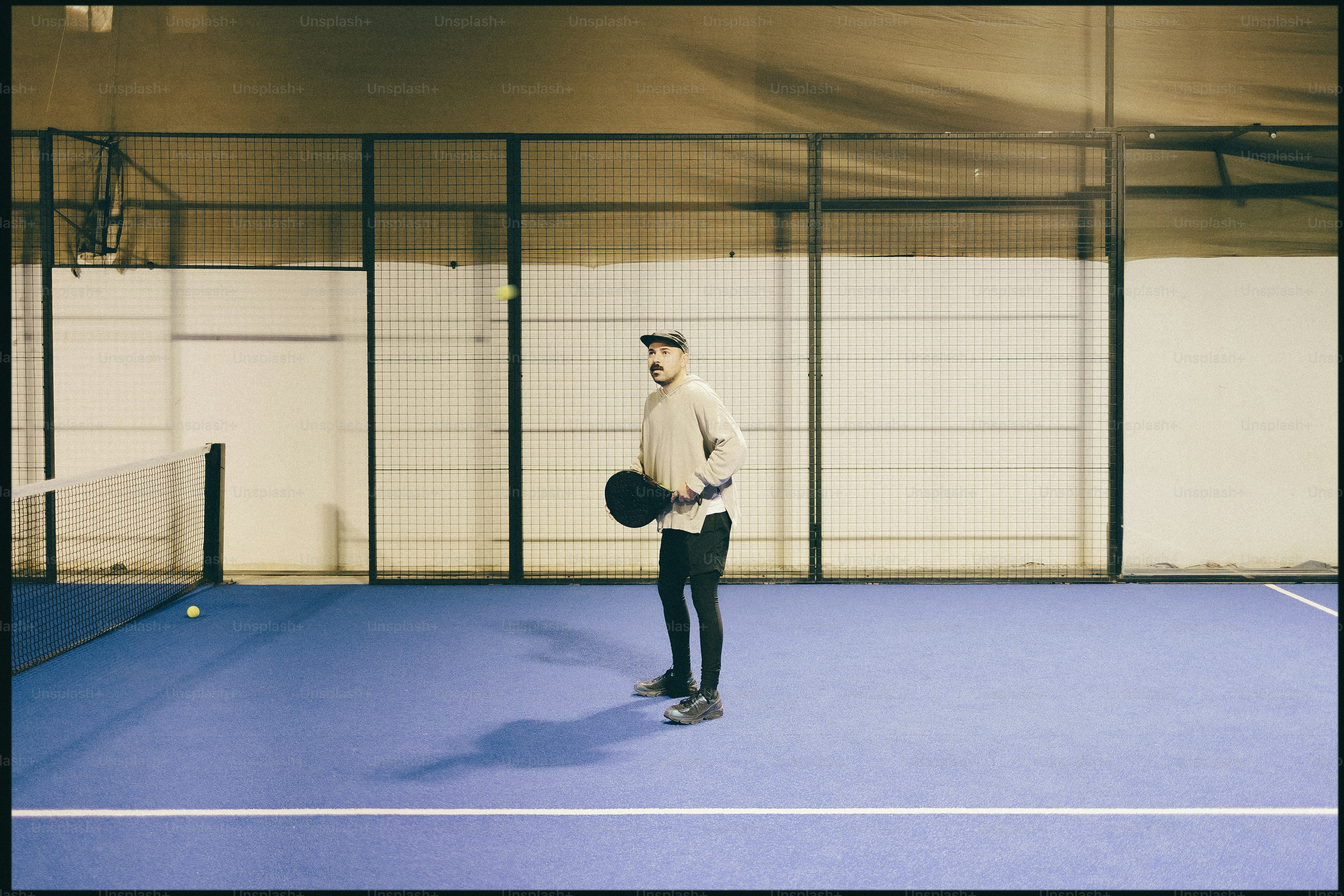 Man playing padel on a blue court photo – Padel Image on Unsplash