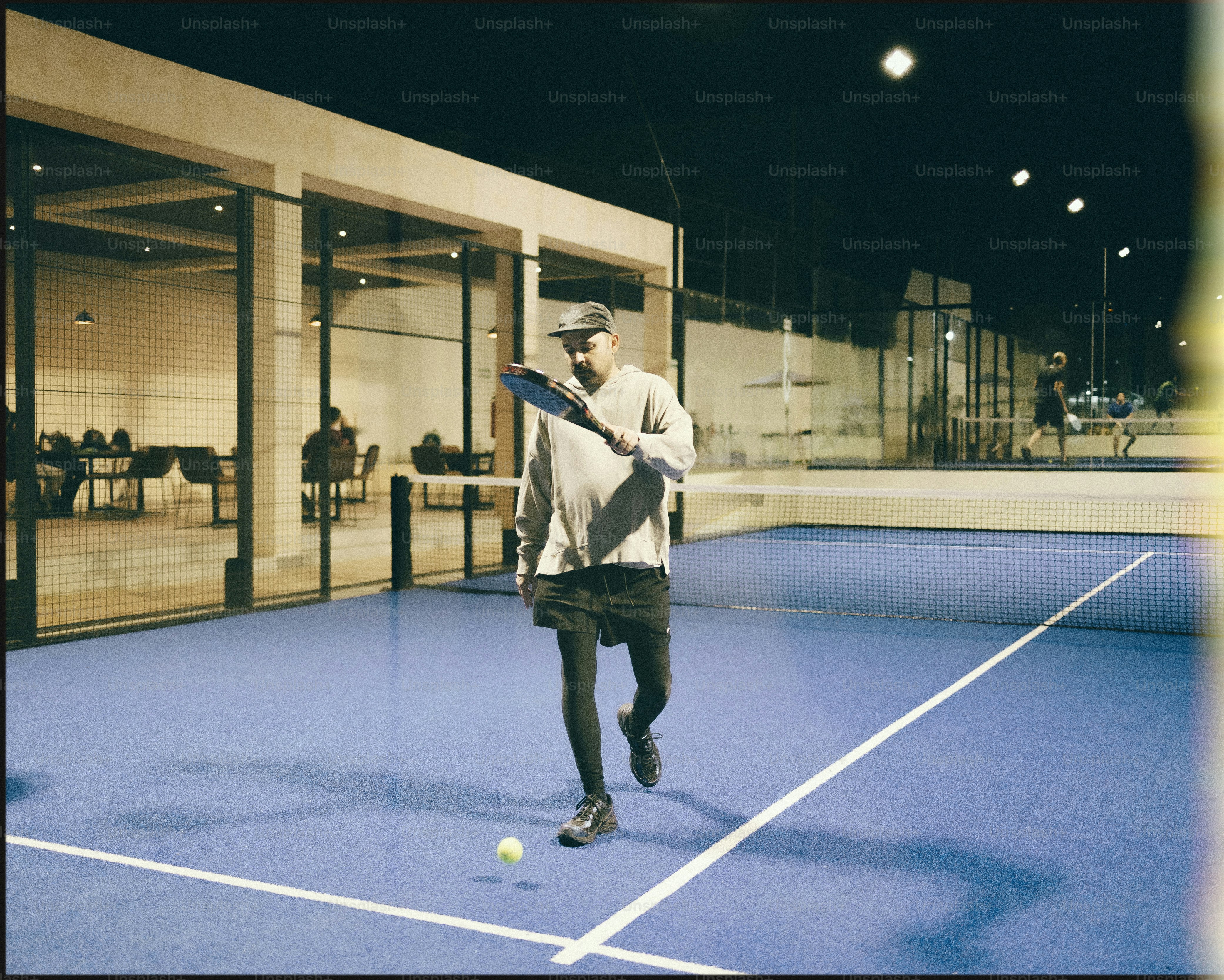 Man playing padel on a blue court photo – Padel Image on Unsplash