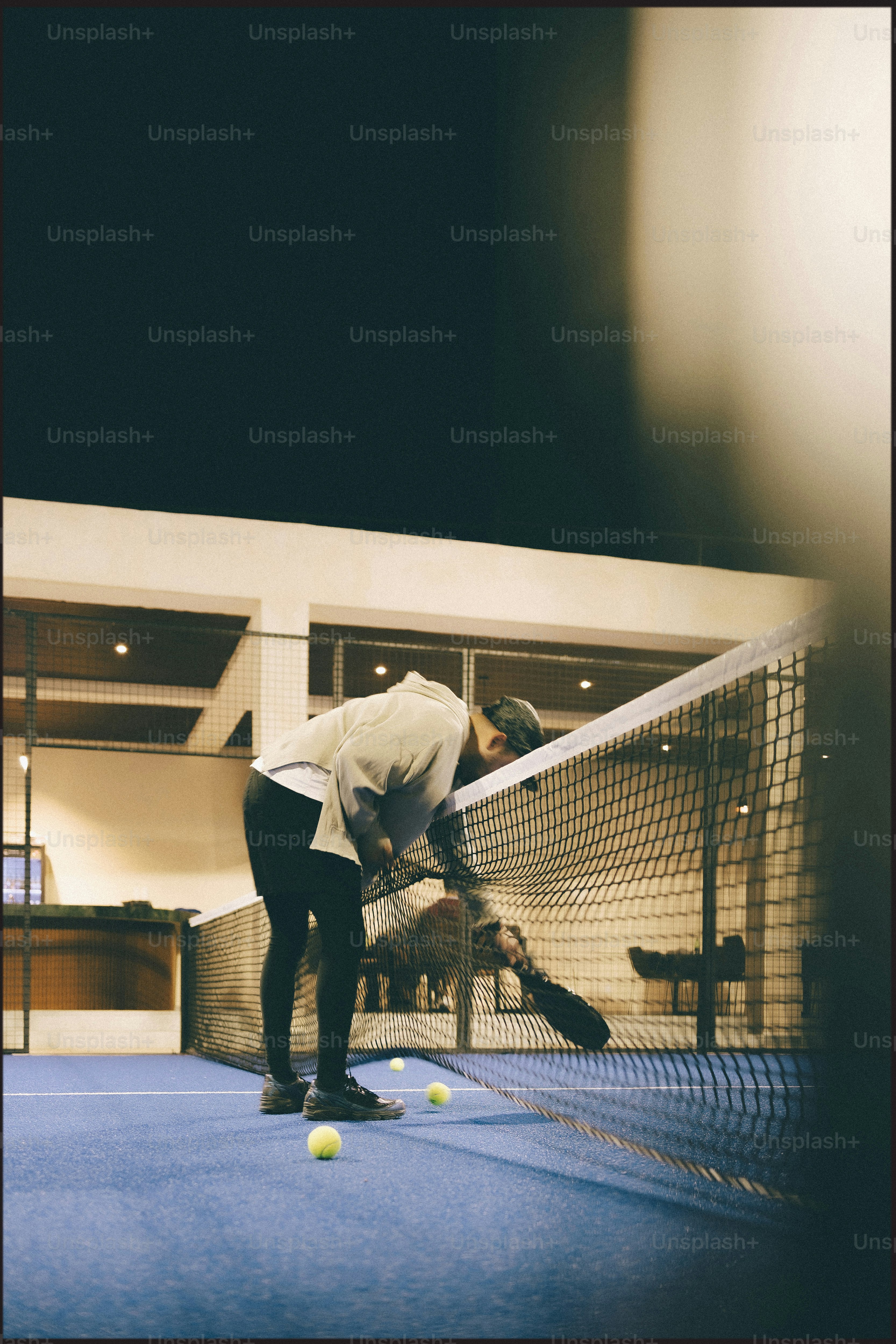 Man playing padel on a blue court photo – Padel Image on Unsplash