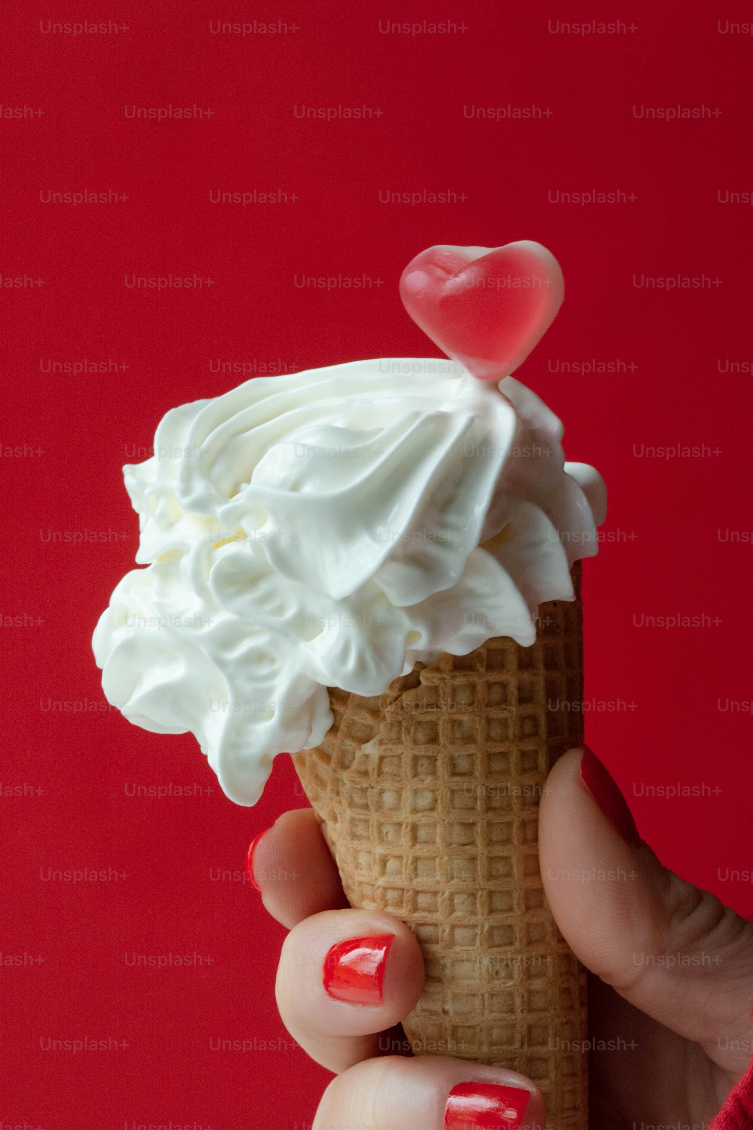 Malvaviscos en forma de corazón rosa y blanco dispuestos sobre fondo ...