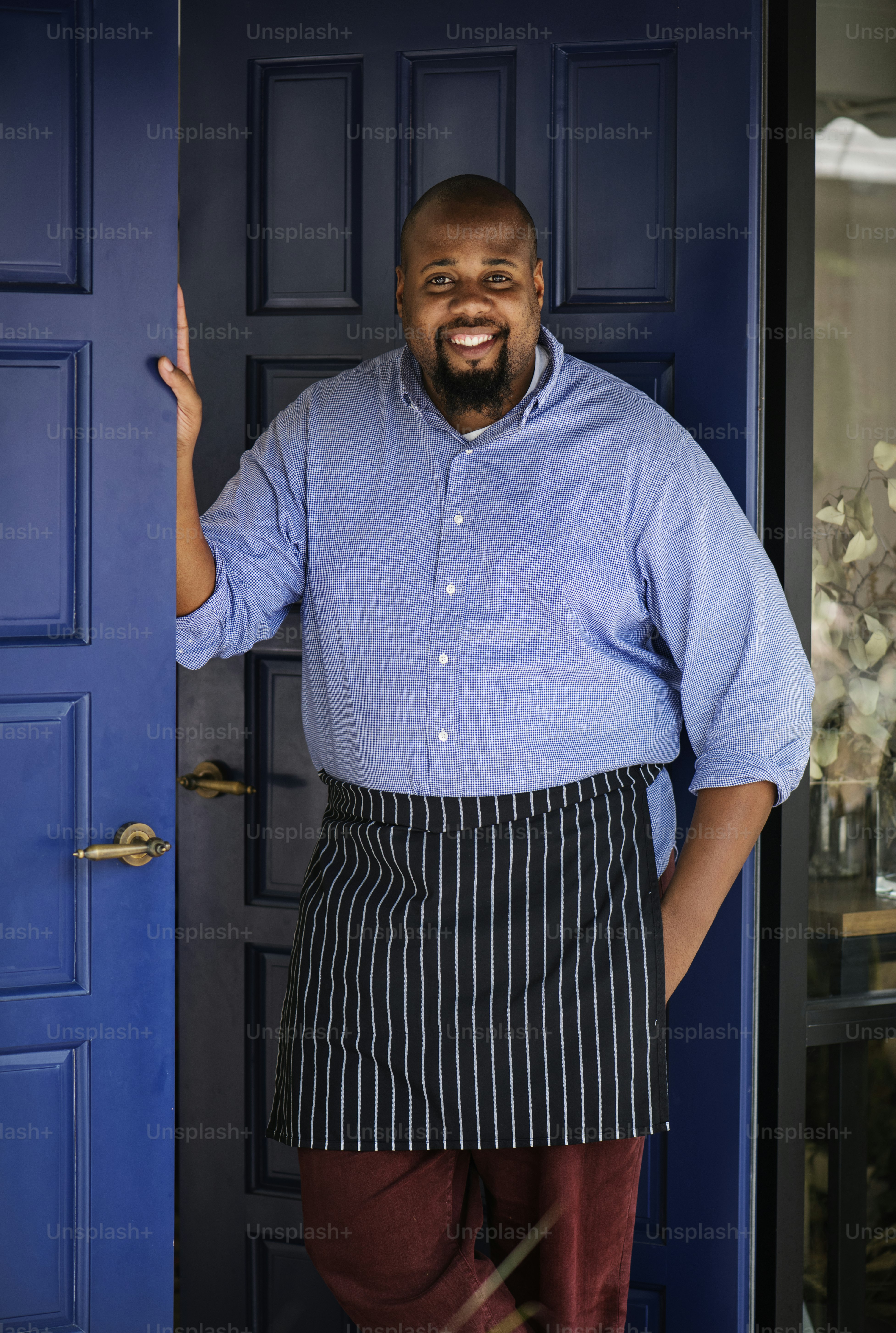 A cheerful small business owner photo – Customer service Image on Unsplash