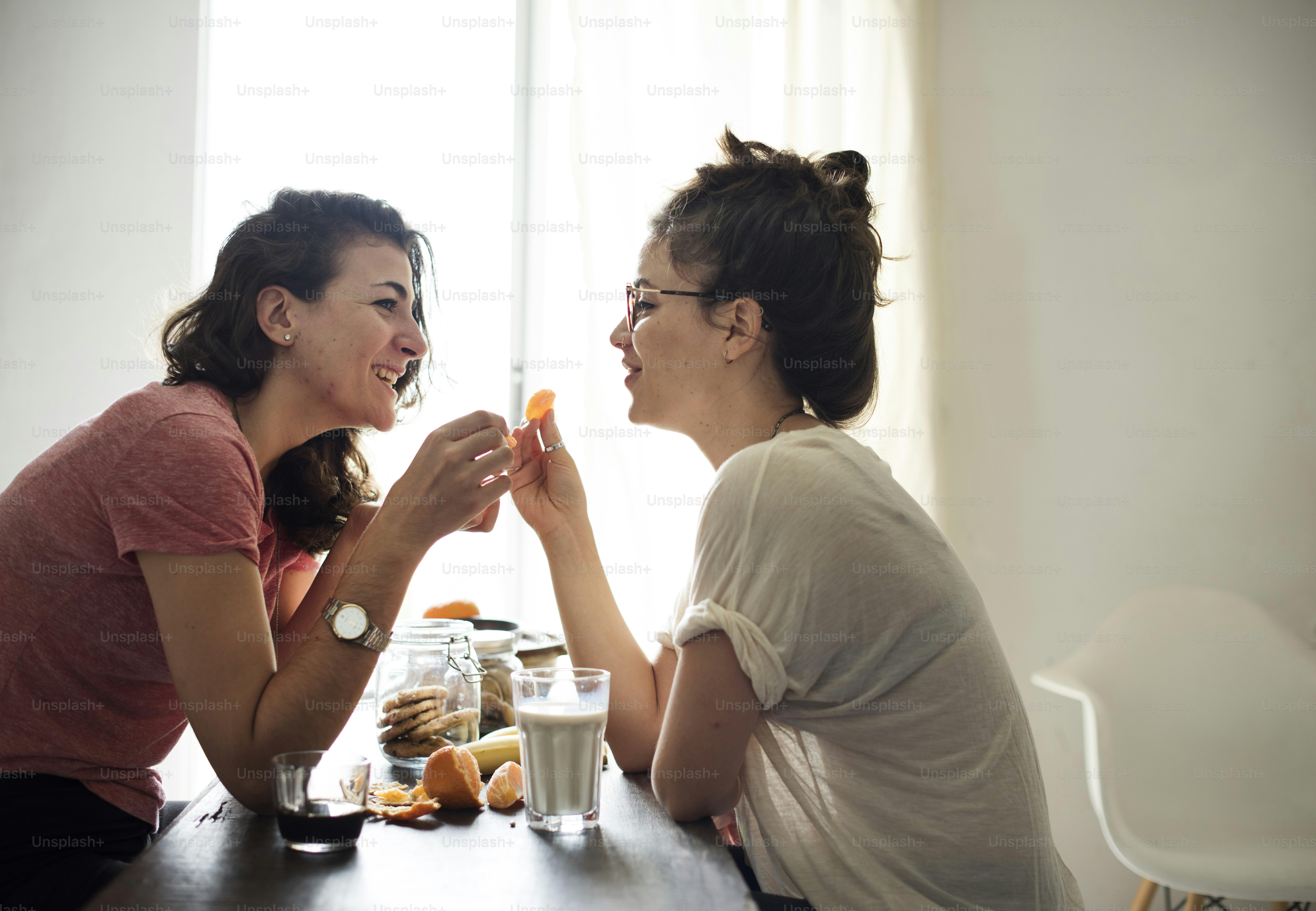 Concepto de pareja lesbiana junta en interiores foto – Imagen de ...