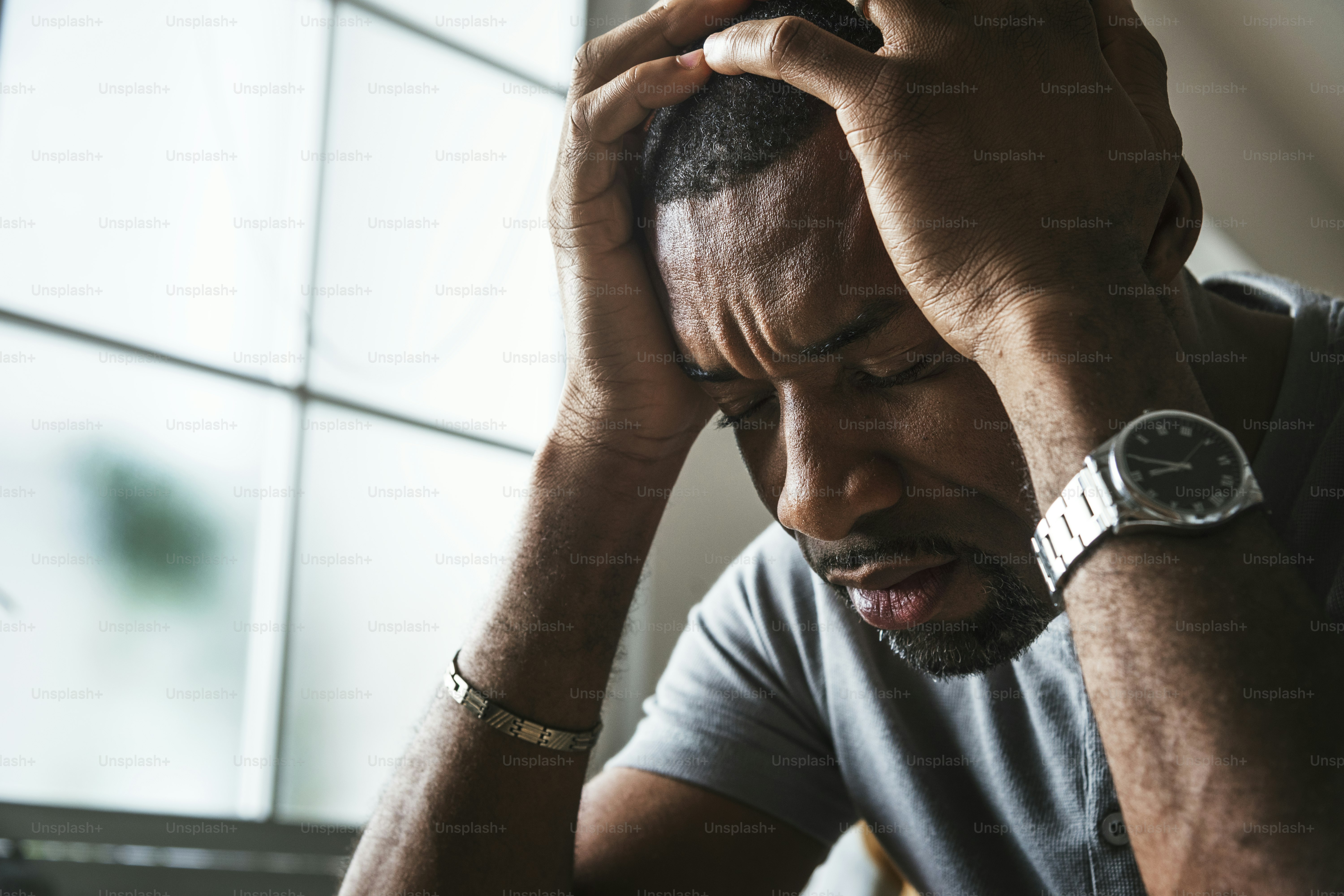 Chico negro estresado y dolor de cabeza foto – Imagen de Salud mental ...
