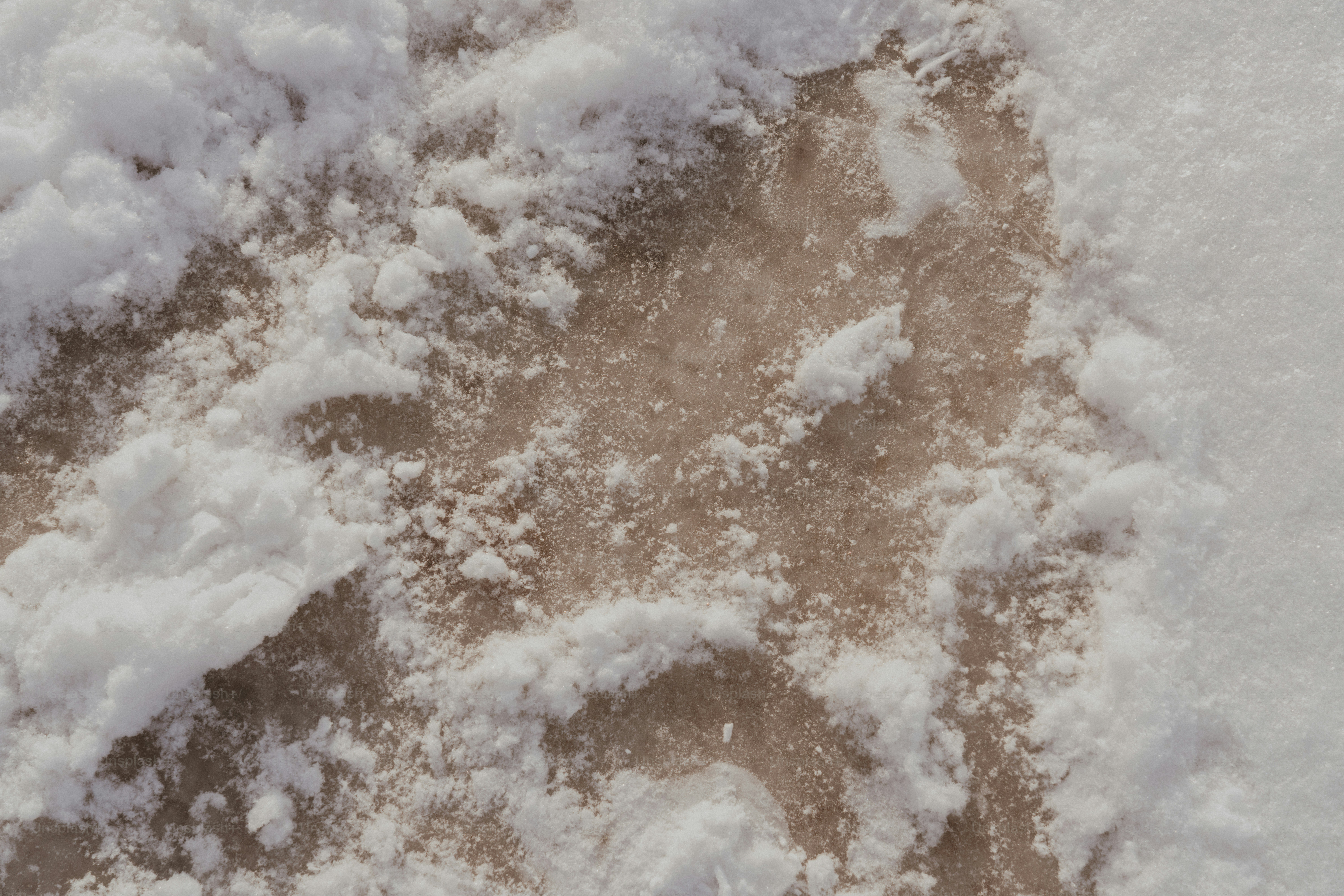 Fußspuren im Schnee auf einem sandigen Weg Foto – Bild zum Thema Textur ...