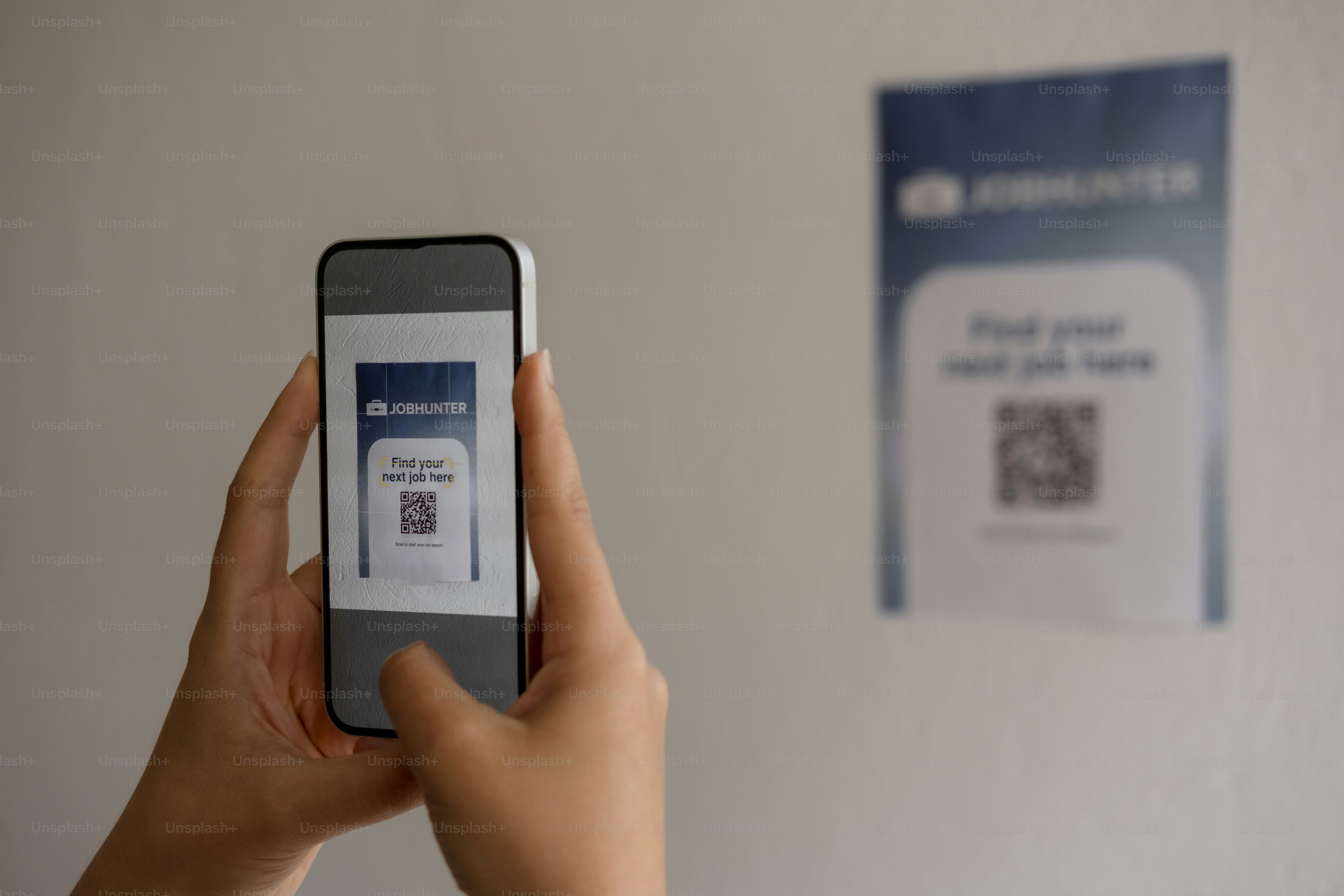 La persona escanea el código QR para buscar empleo. foto – Imagen de ...