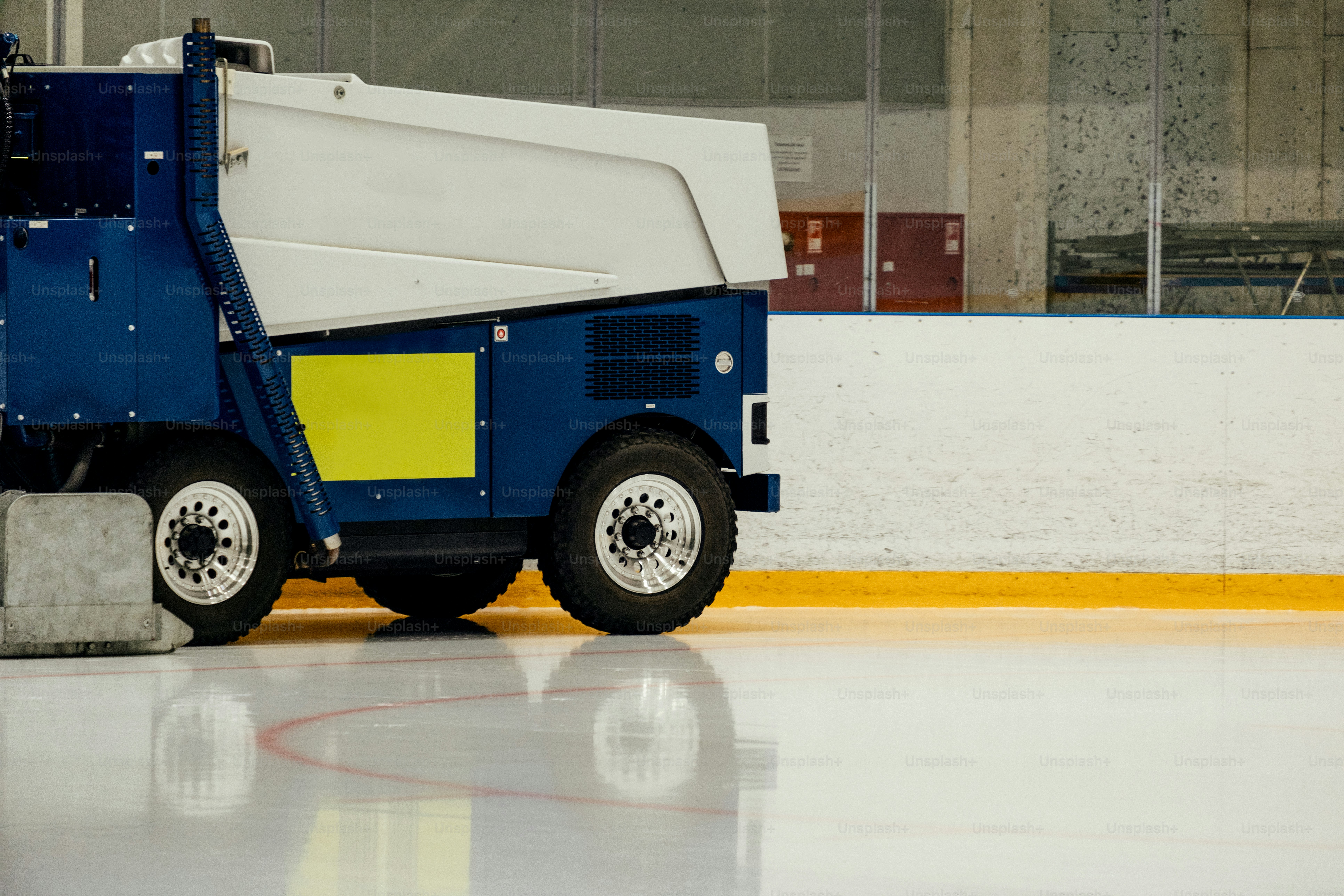 A blue zamboni machine on an ice rink photo – Hockey Image on Unsplash