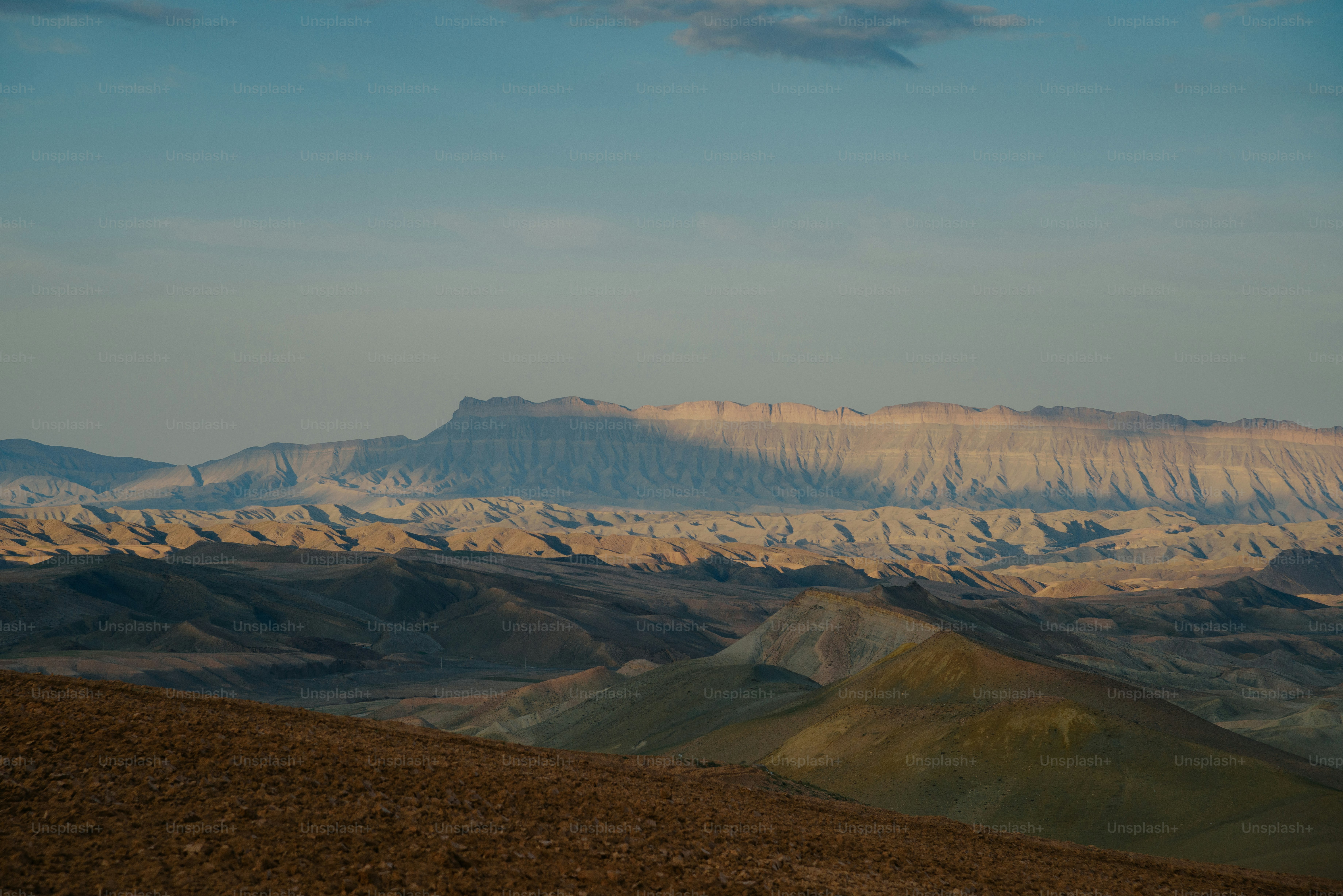 Sunlit desert hills with a distant plateau photo – Desert Image on Unsplash