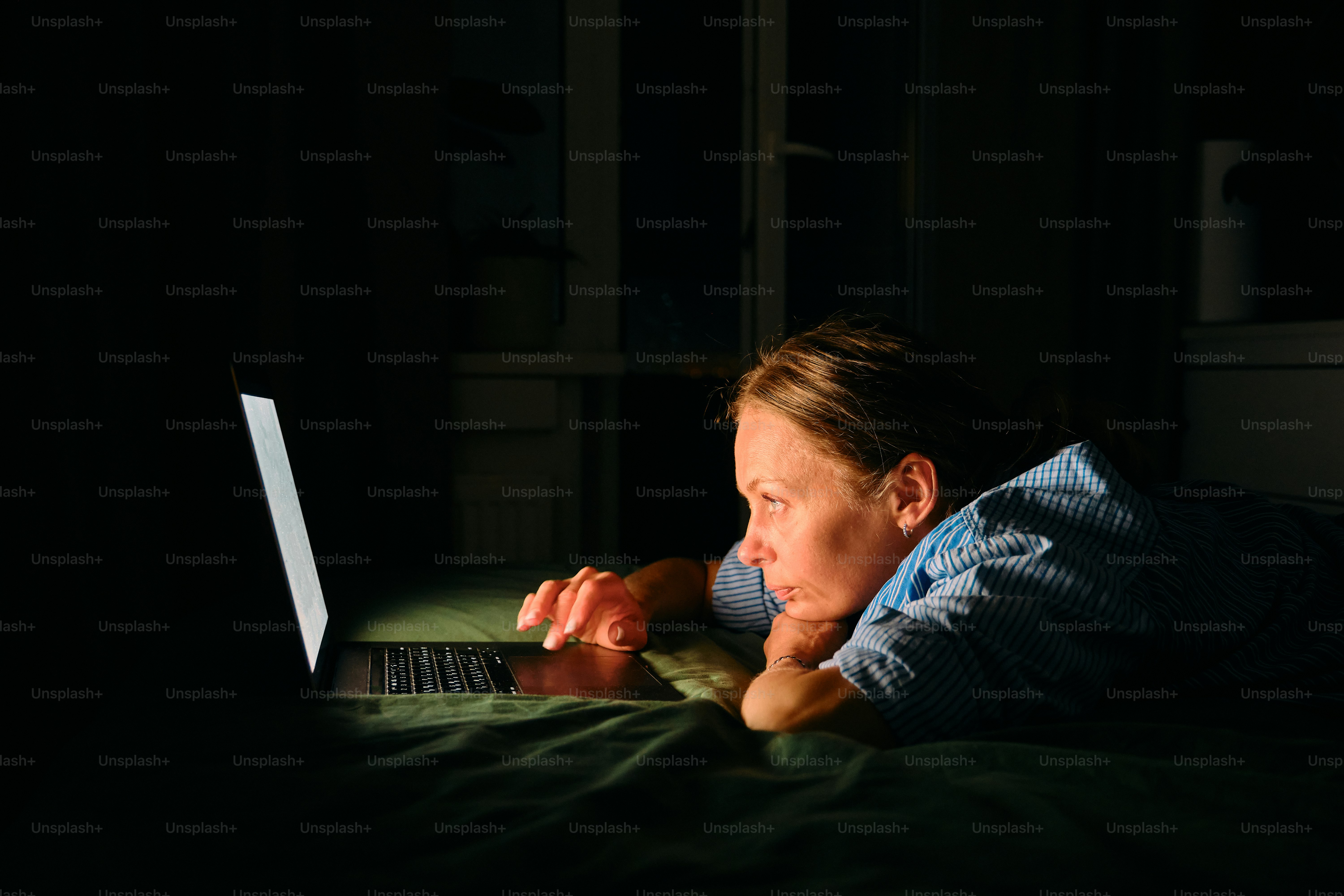 Person lying in bed using a laptop at night photo – Technology Image on ...
