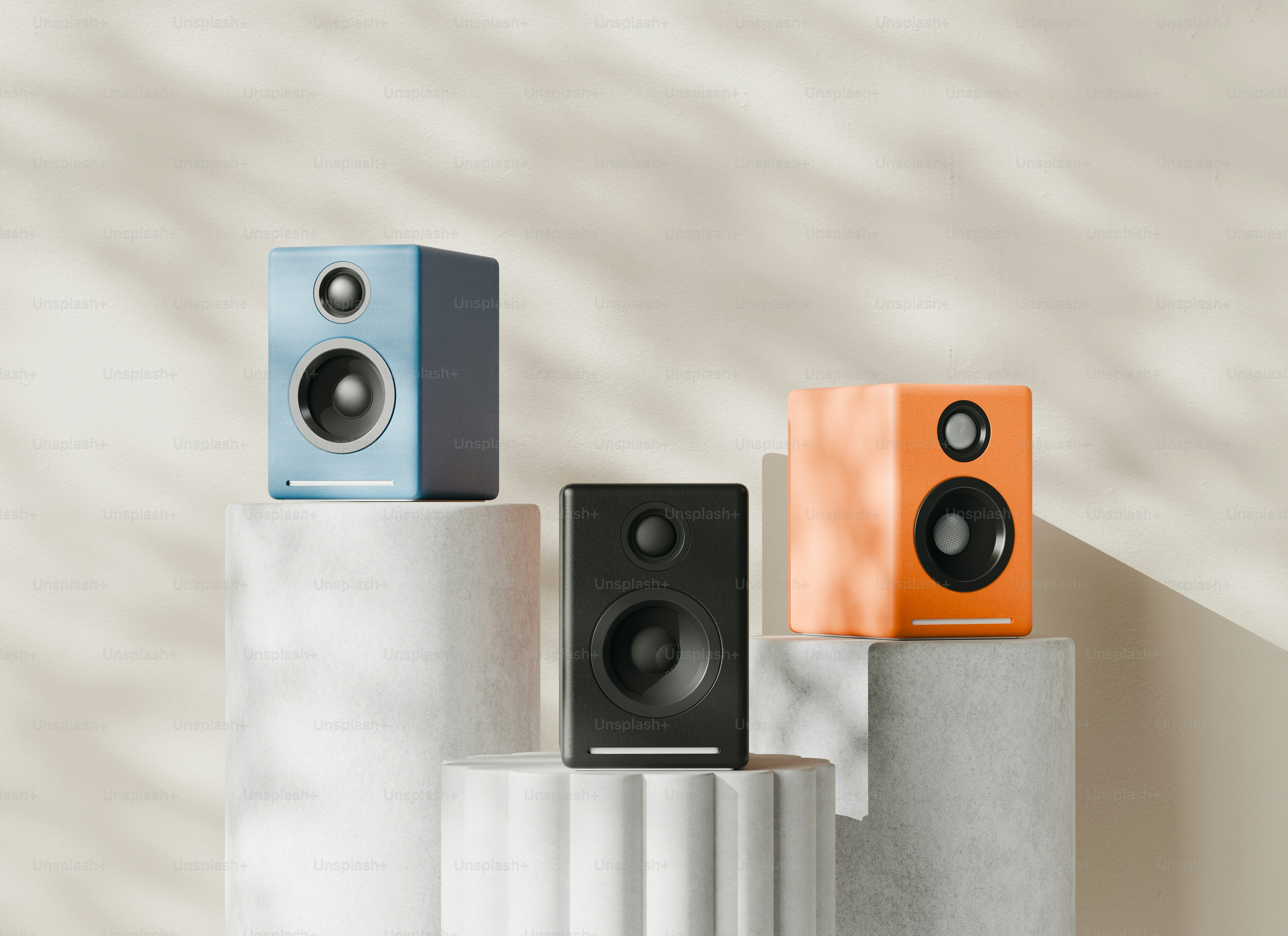 Altavoz gris oscuro sobre escalones de hormigón con fondo naranja. foto ...