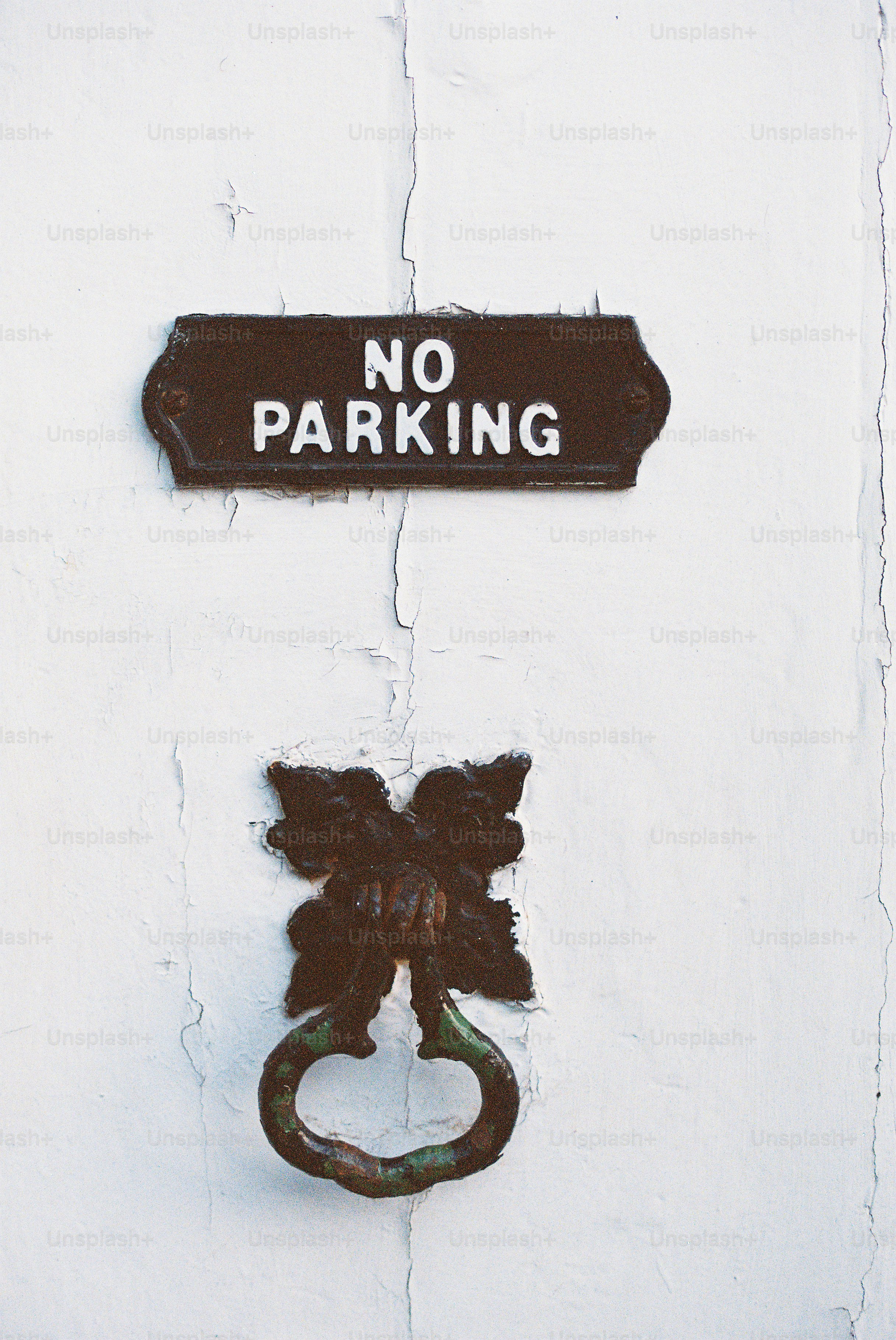 White lamppost with "no fishing" sign overlooking a marina. foto ...